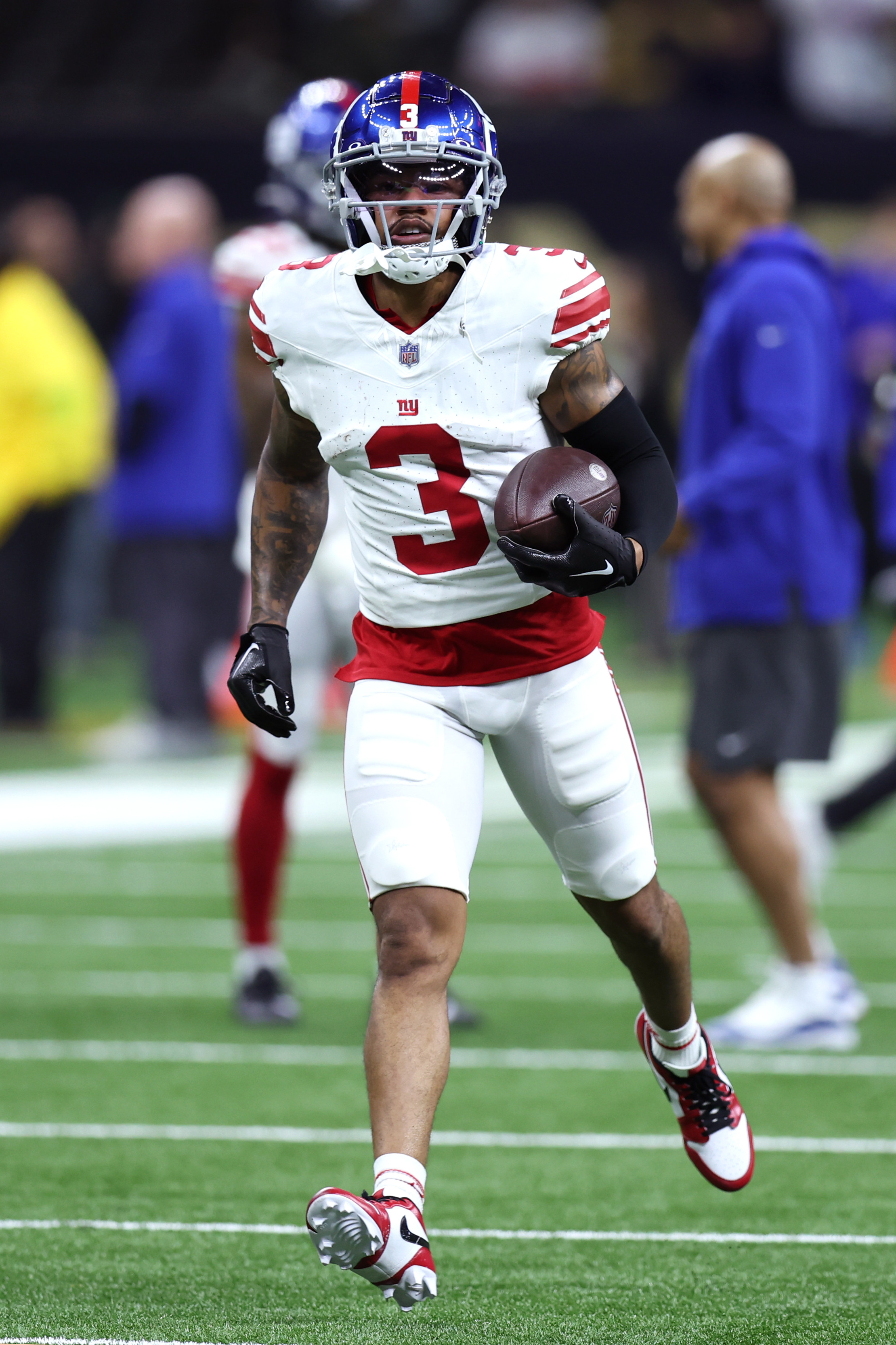 Derek Carr spreads wealth as Saints roll past Giants | Reuters