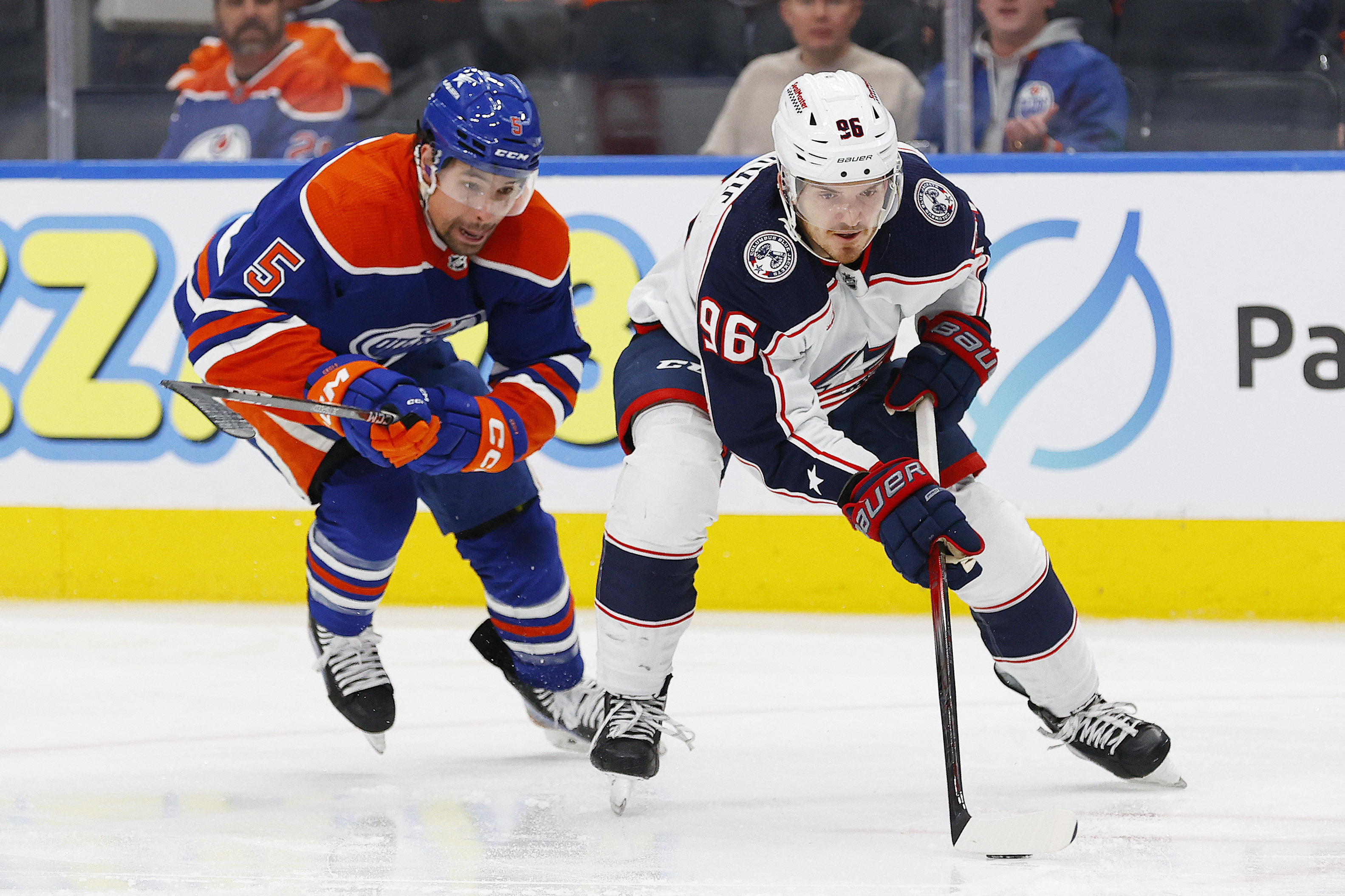 Oilers pull away late, down Jackets for 14th straight win | Reuters