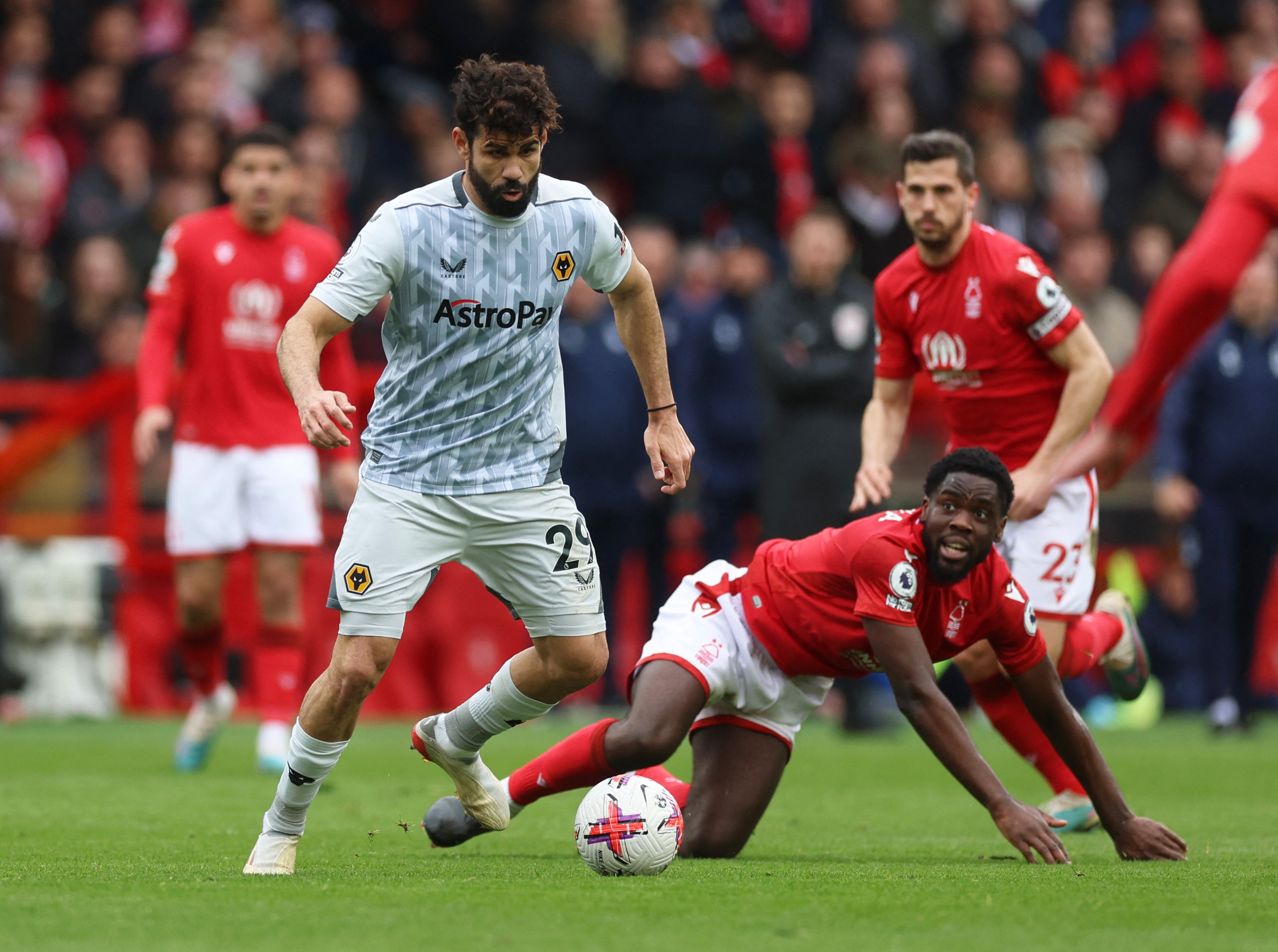Podence leveller earns Wolves vital point at Forest | Reuters