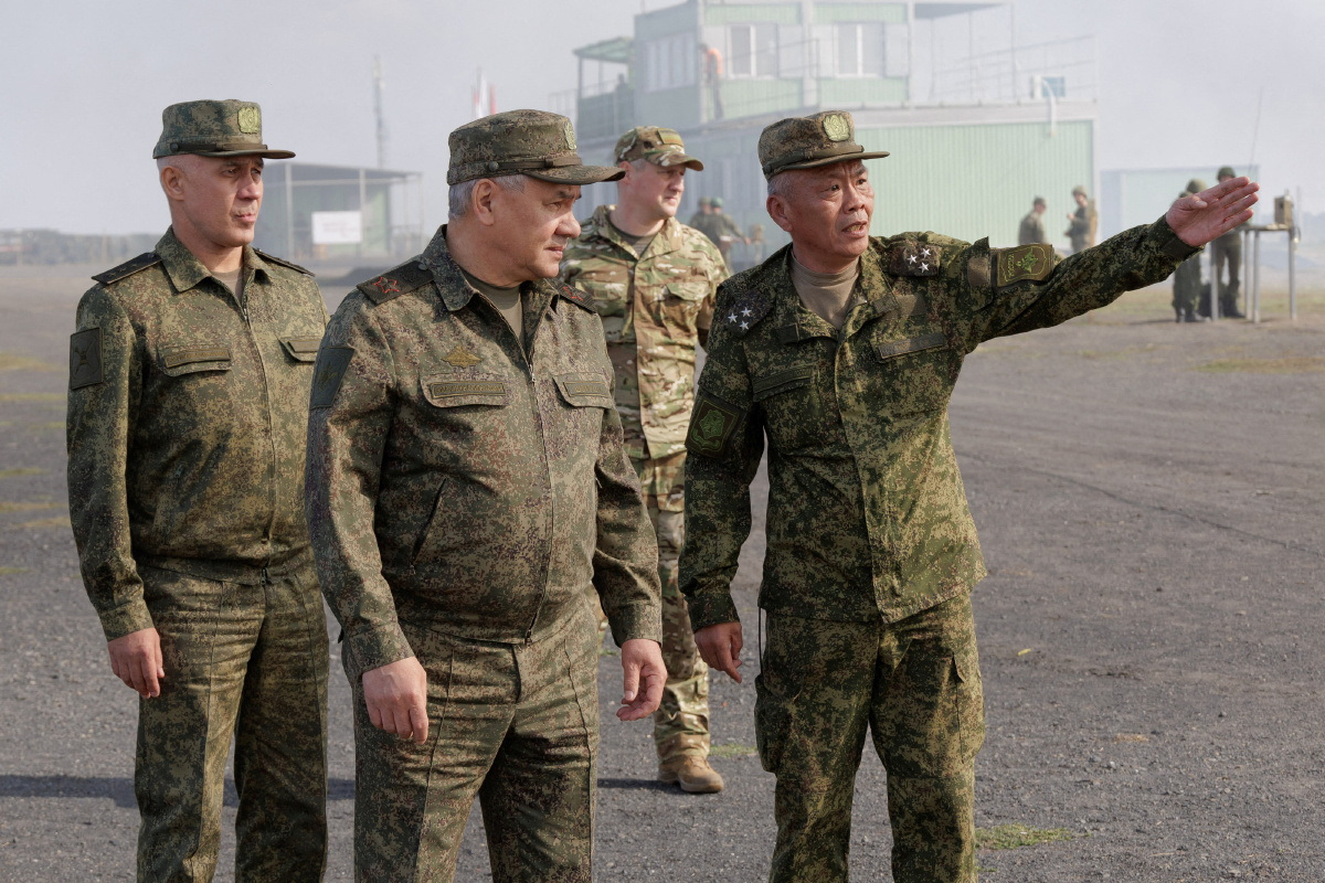Russia's Shoigu, Gerasimov meet commanders of troops fighting in ...