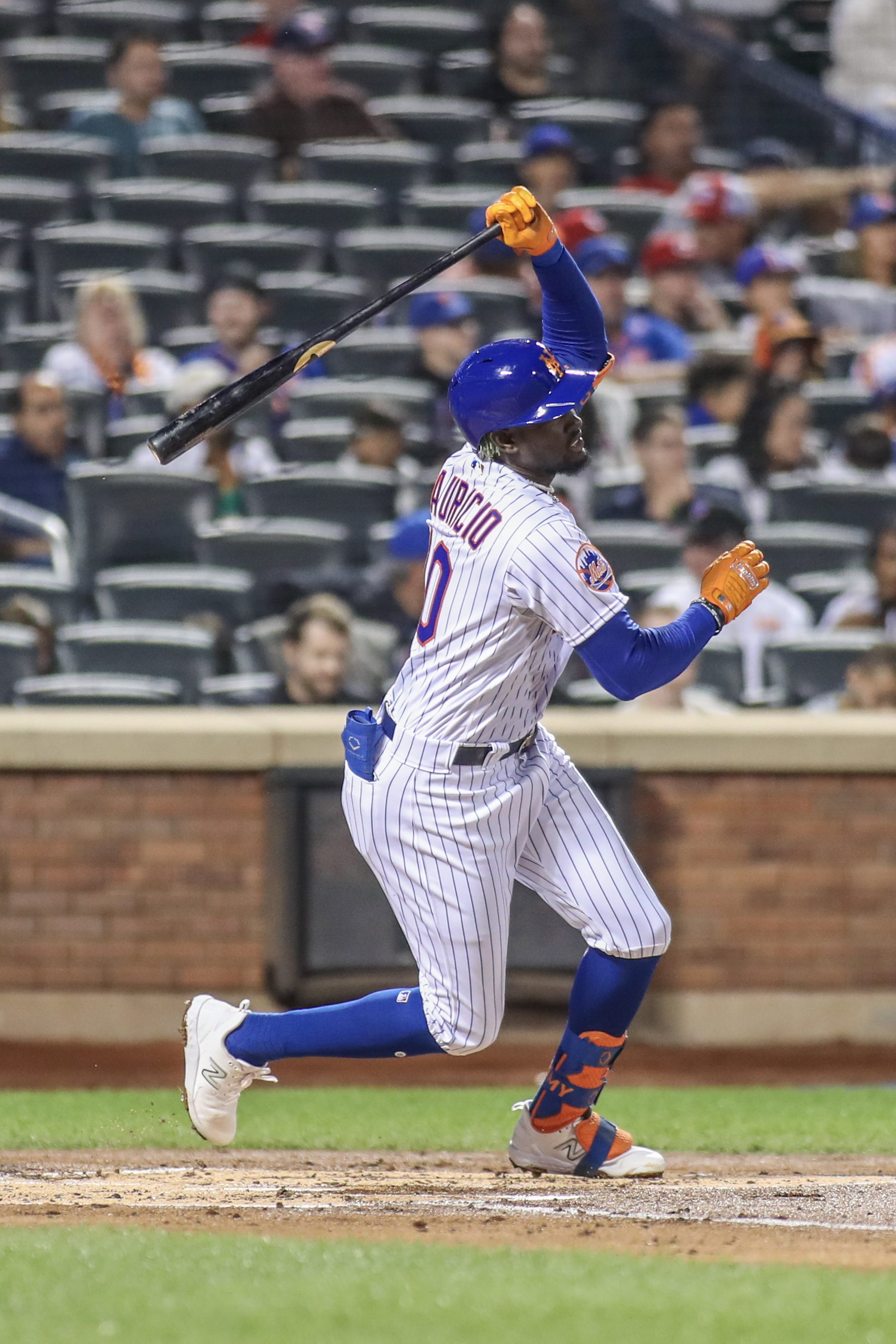 Reds top Mets, maintain grip on wild-card spot | Reuters