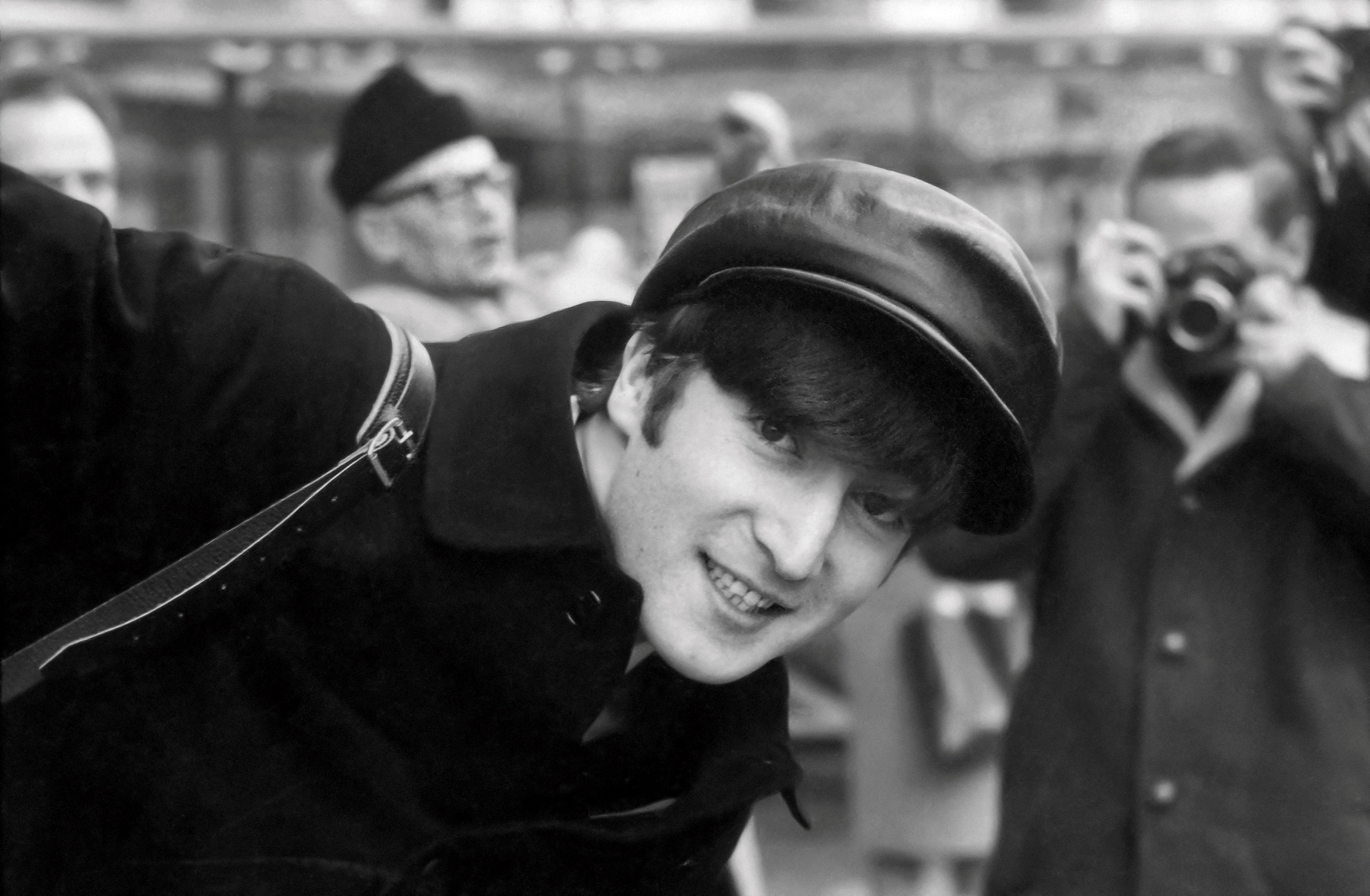 Unseen photos taken by Paul McCartney show Beatlemania | Reuters