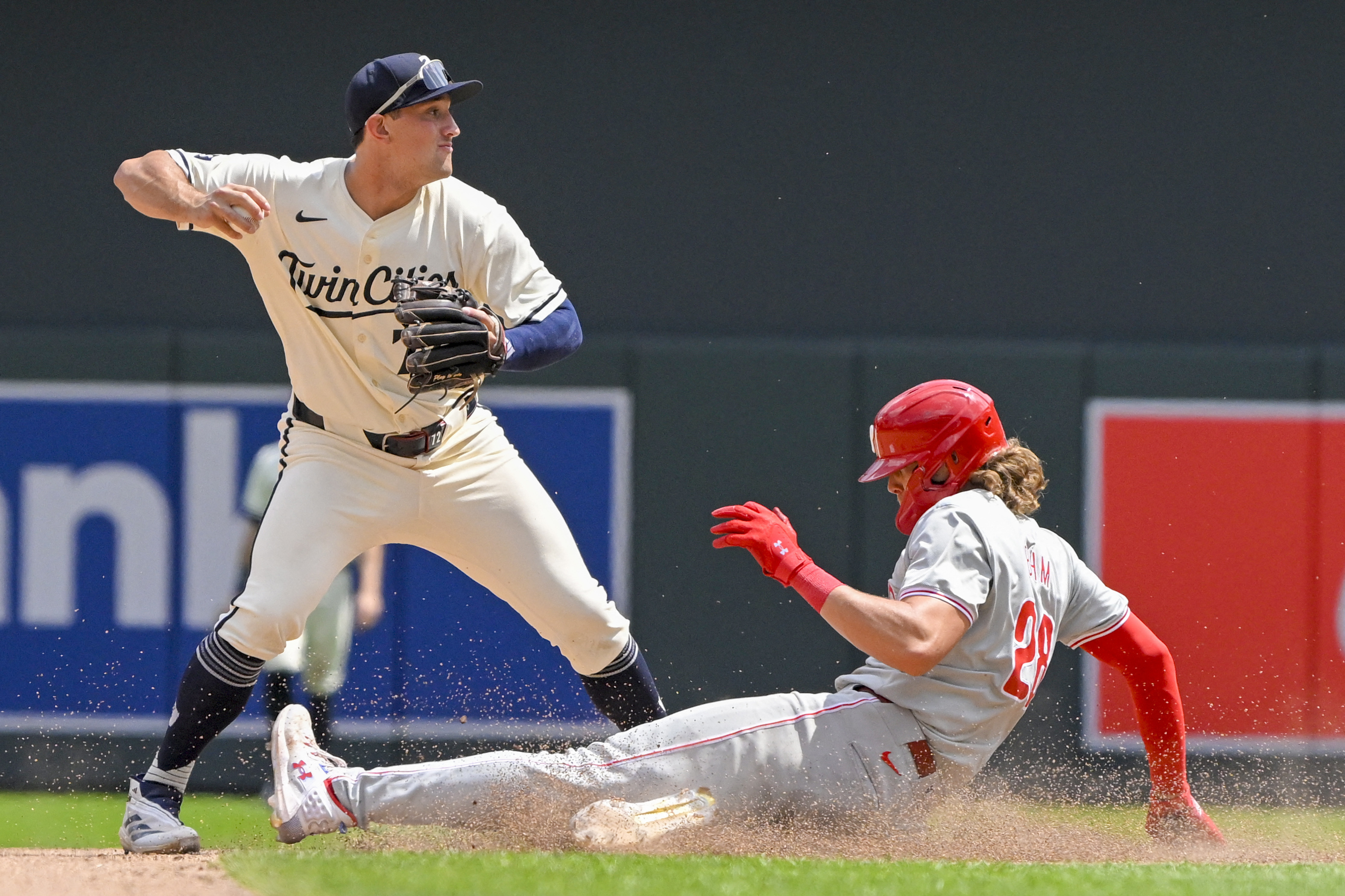 Max Kepler's winning hit allows Twins to silence Phillies | Reuters