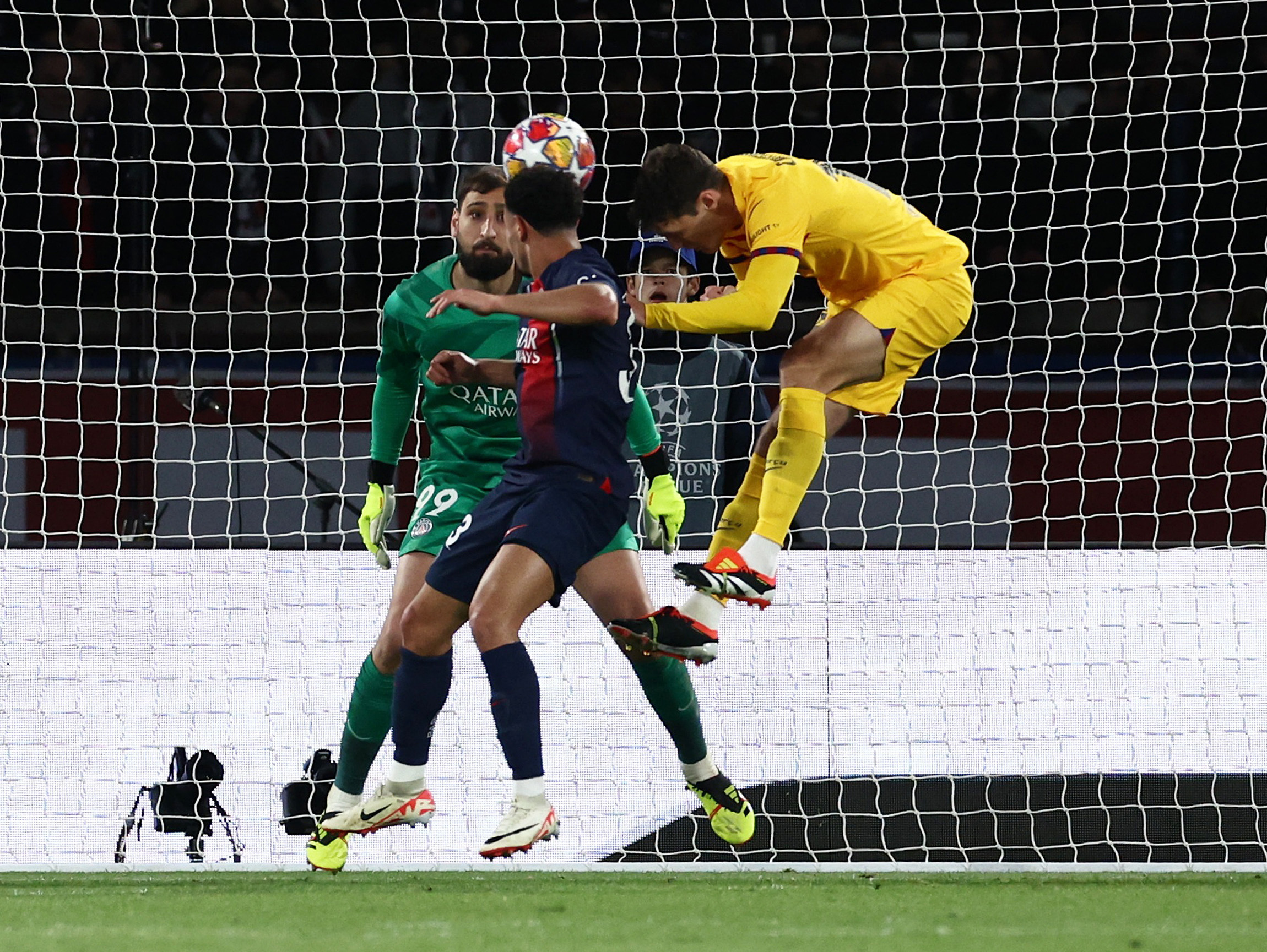 Raphinha scores twice to help Barca fight back and win at PSG | Reuters