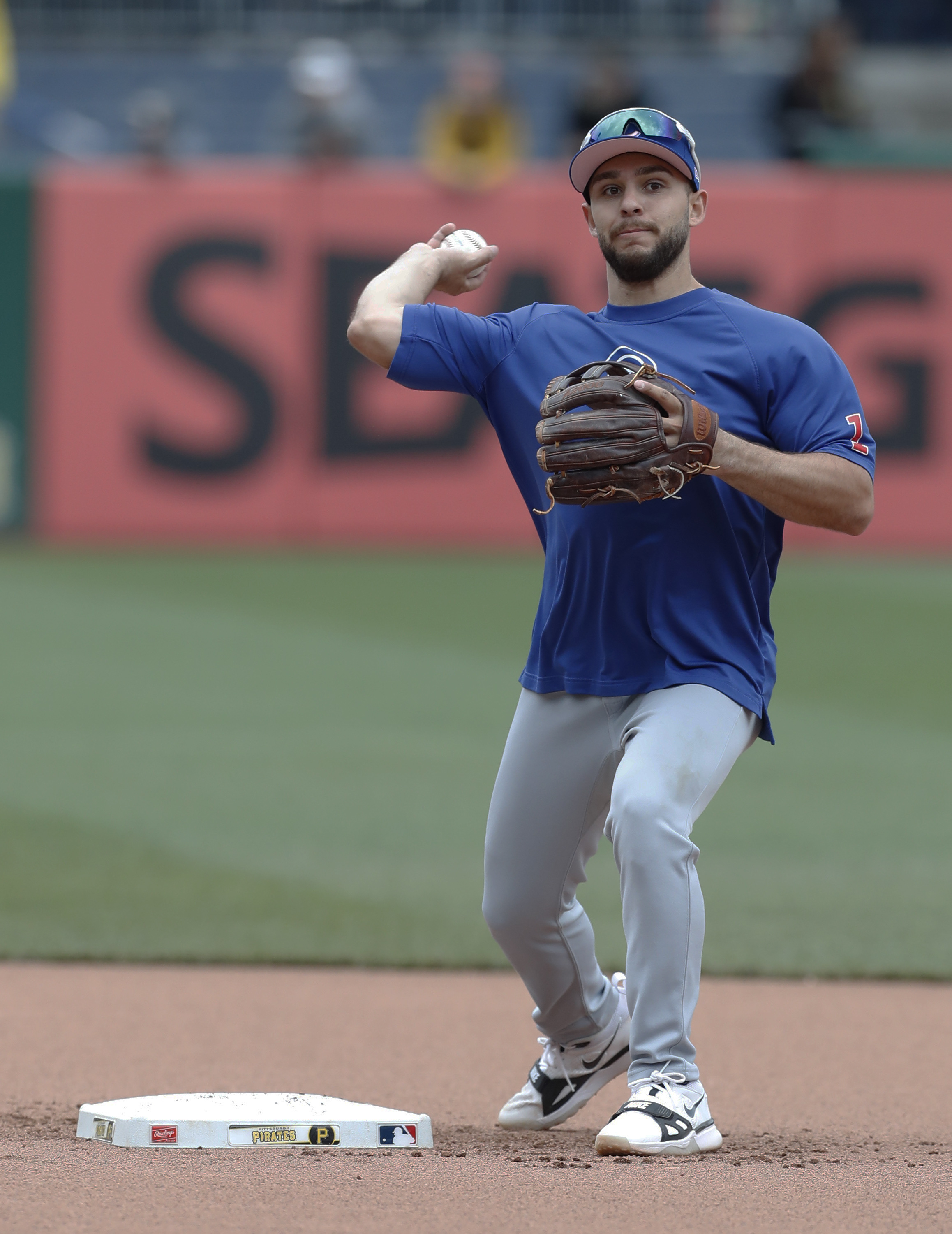 Cubs hold on for series win over slumping Pirates | Reuters