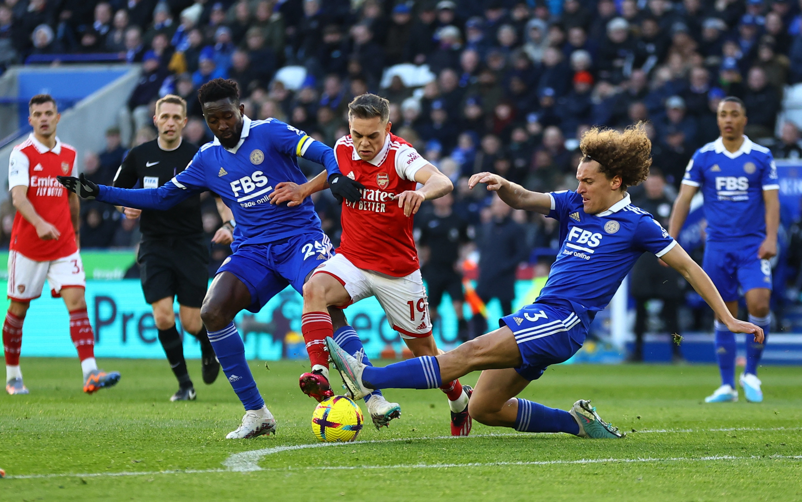 Martinelli keeps Arsenal out in front with win at Leicester | Reuters