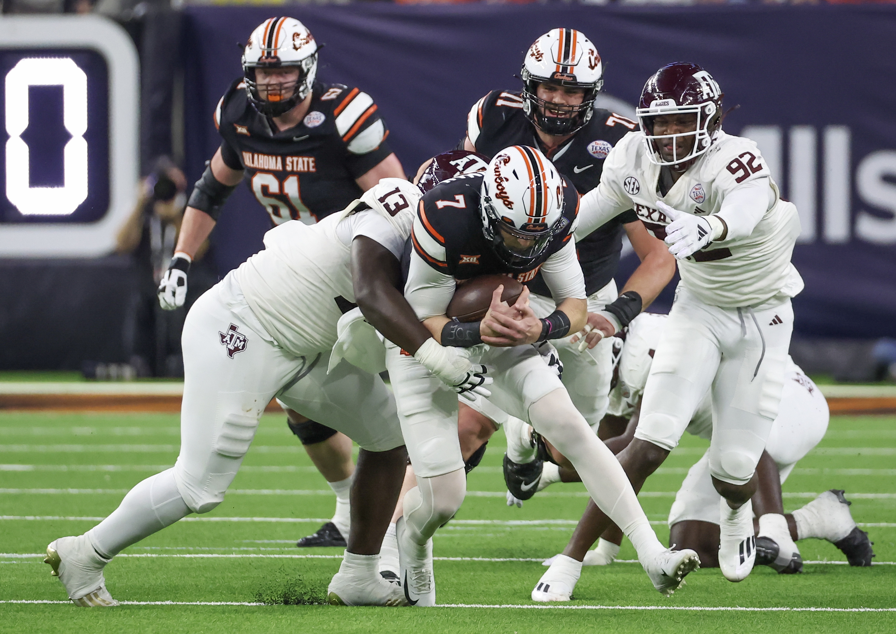 Bowl roundup: USC backup fires Holiday Bowl-record 6 TD passes | Reuters