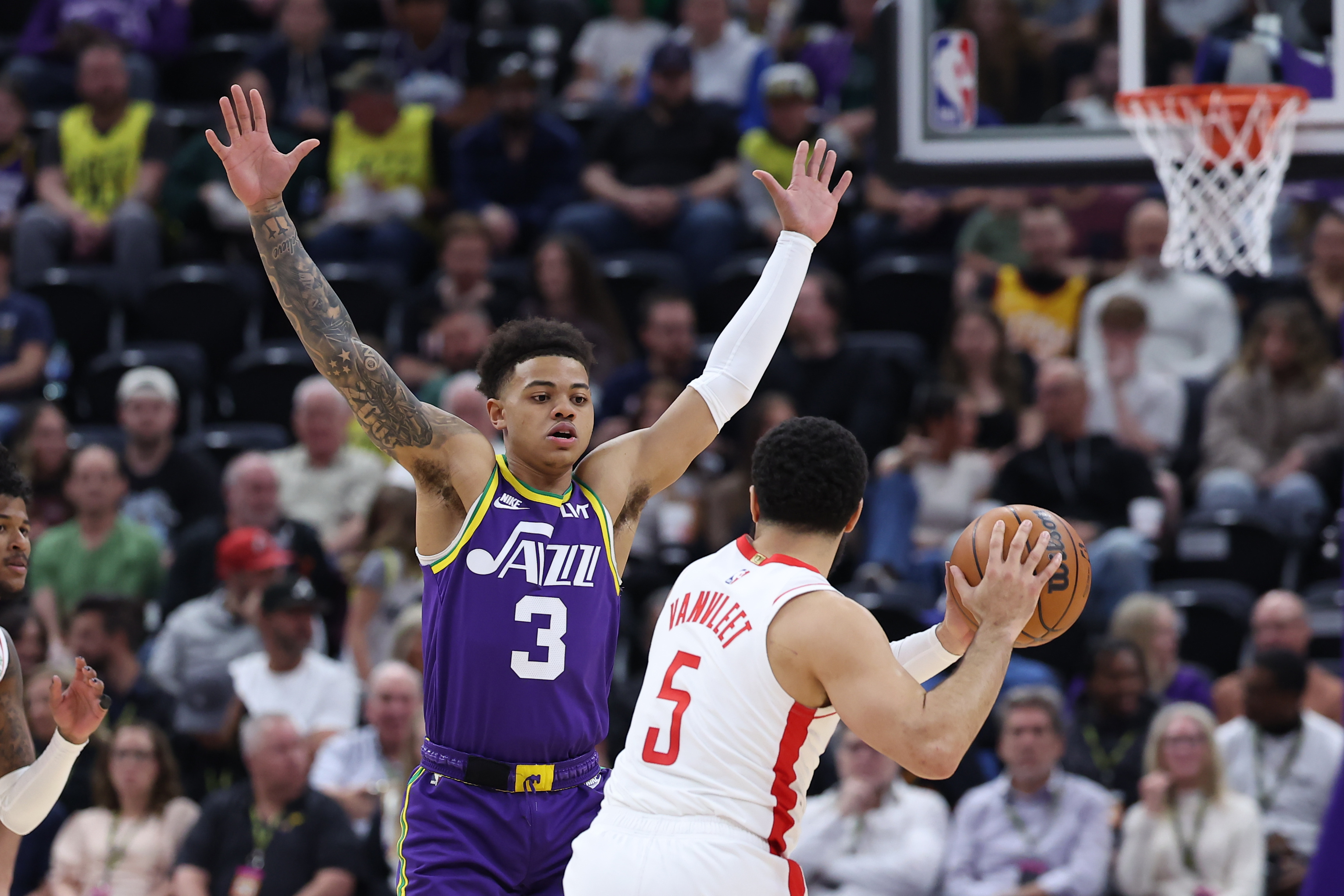 Jazz edge Rockets to end 13-game losing streak | Reuters