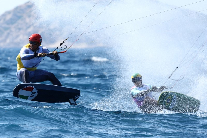 Drones deliver bird's eye view for kite jury | Reuters