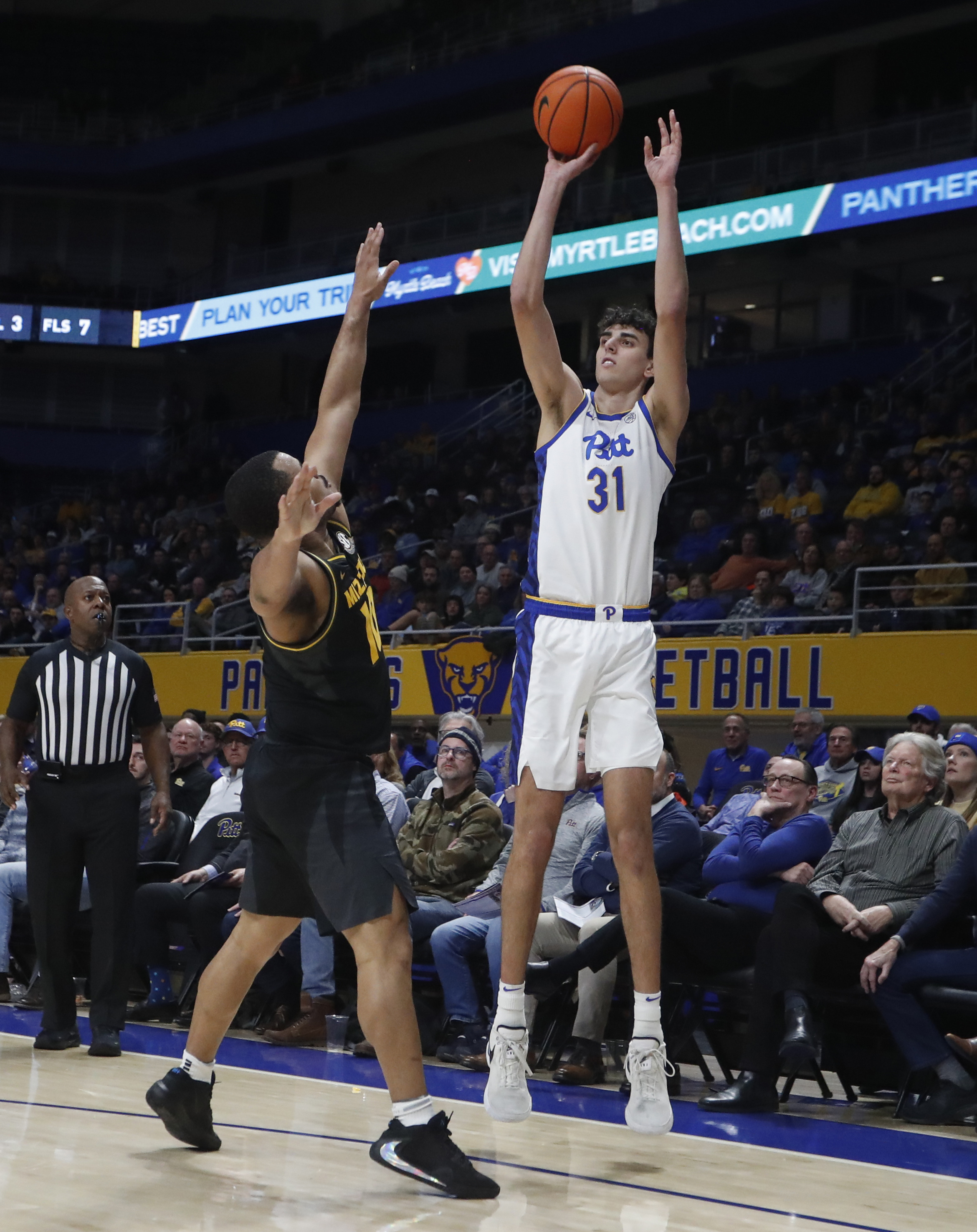 Missouri ends Pitt's home winning streak | Reuters