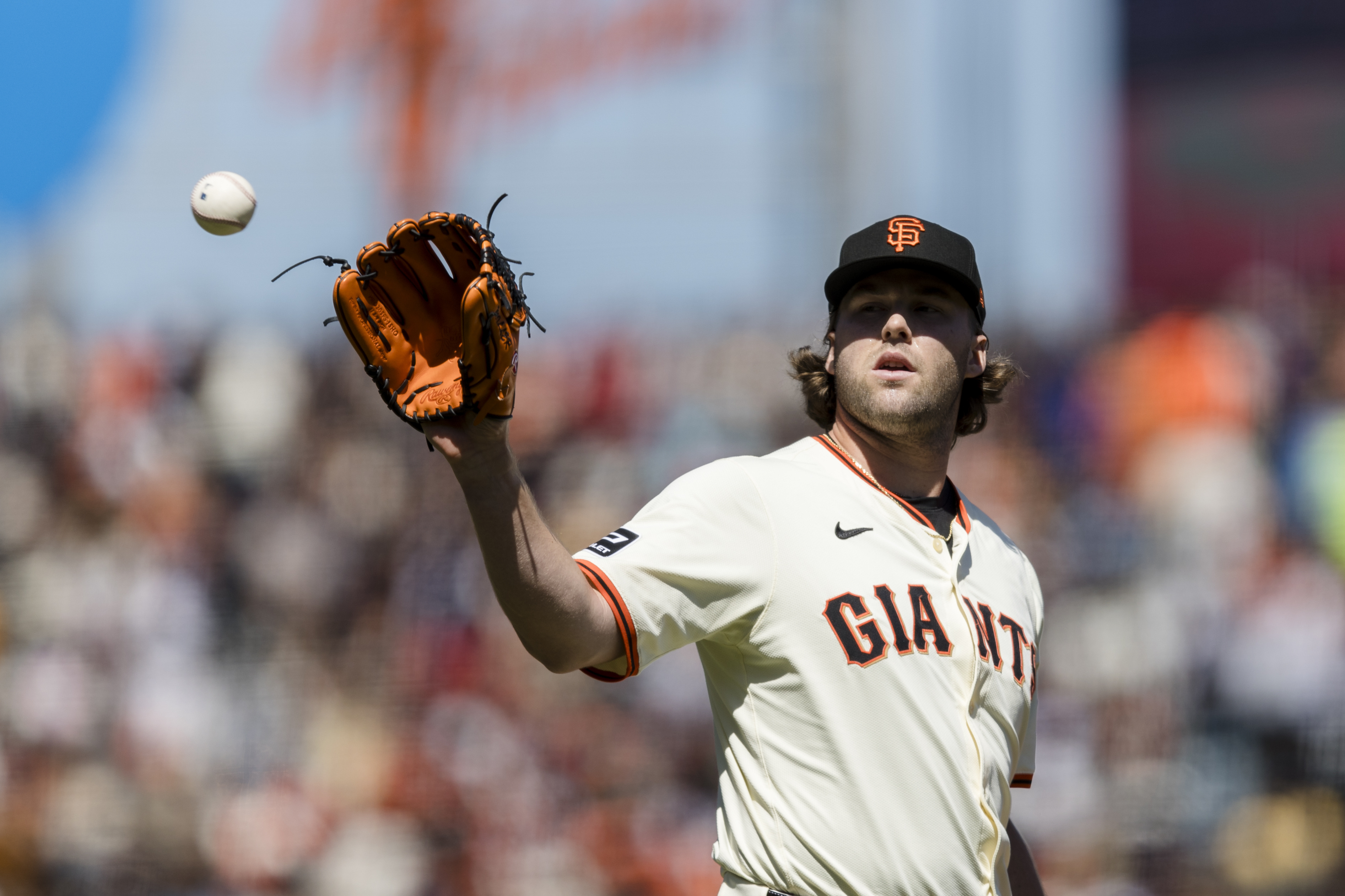 Giants edge Pirates to win low-scoring series | Reuters