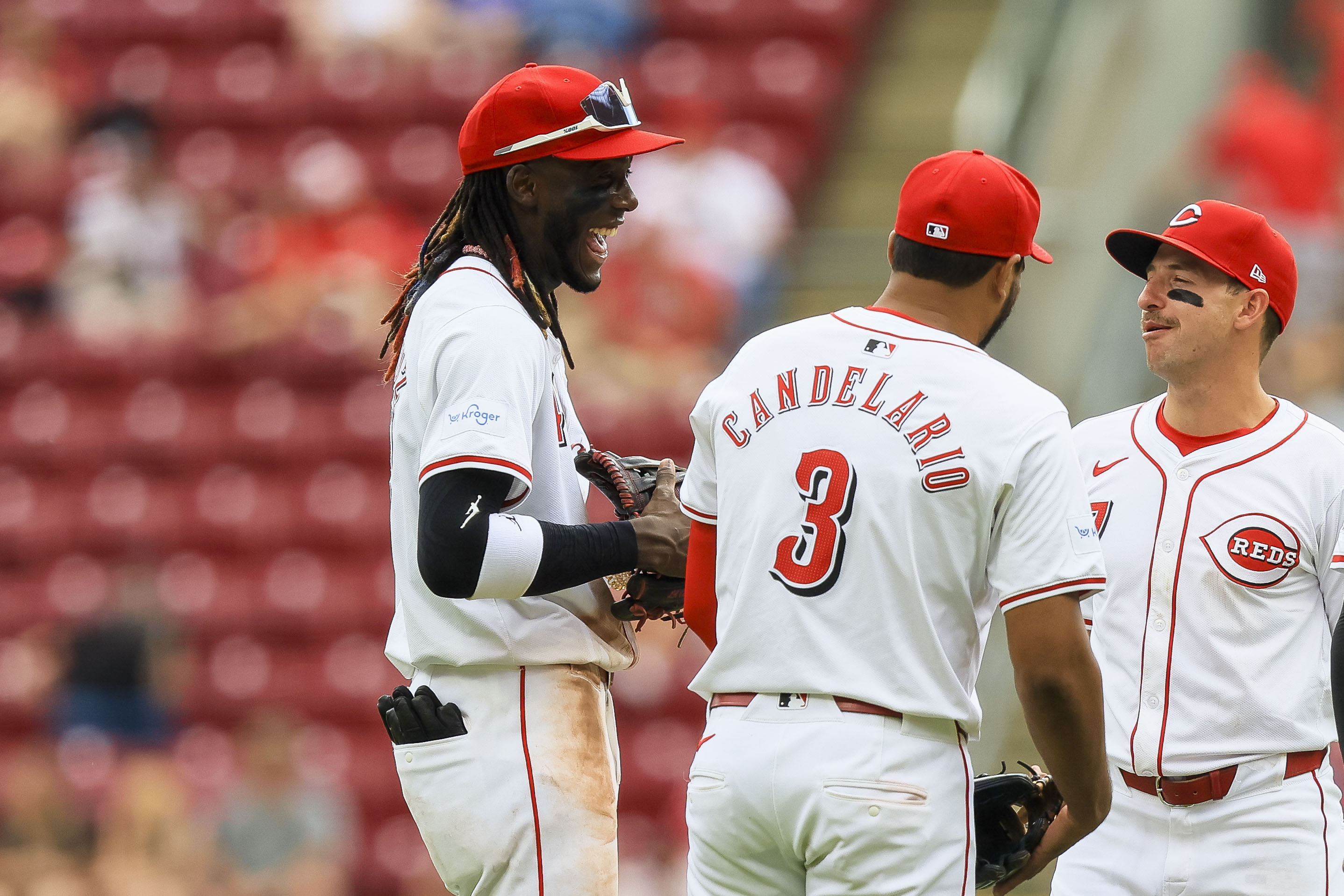 In pitchers' duel, D-backs edge reeling Reds on late hit | Reuters
