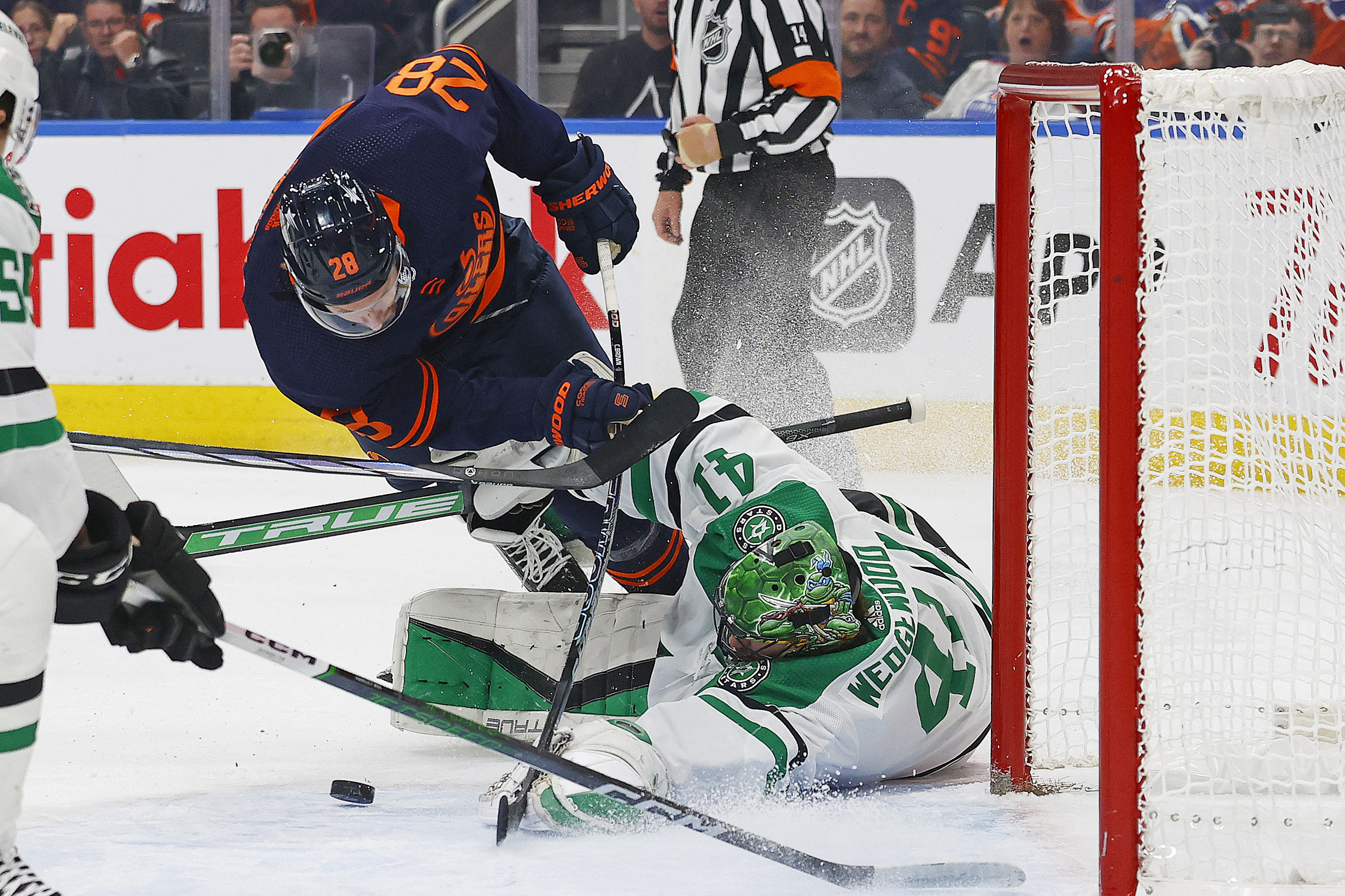 Scott Wedgewood (46 saves), Stars hold off Oilers | Reuters