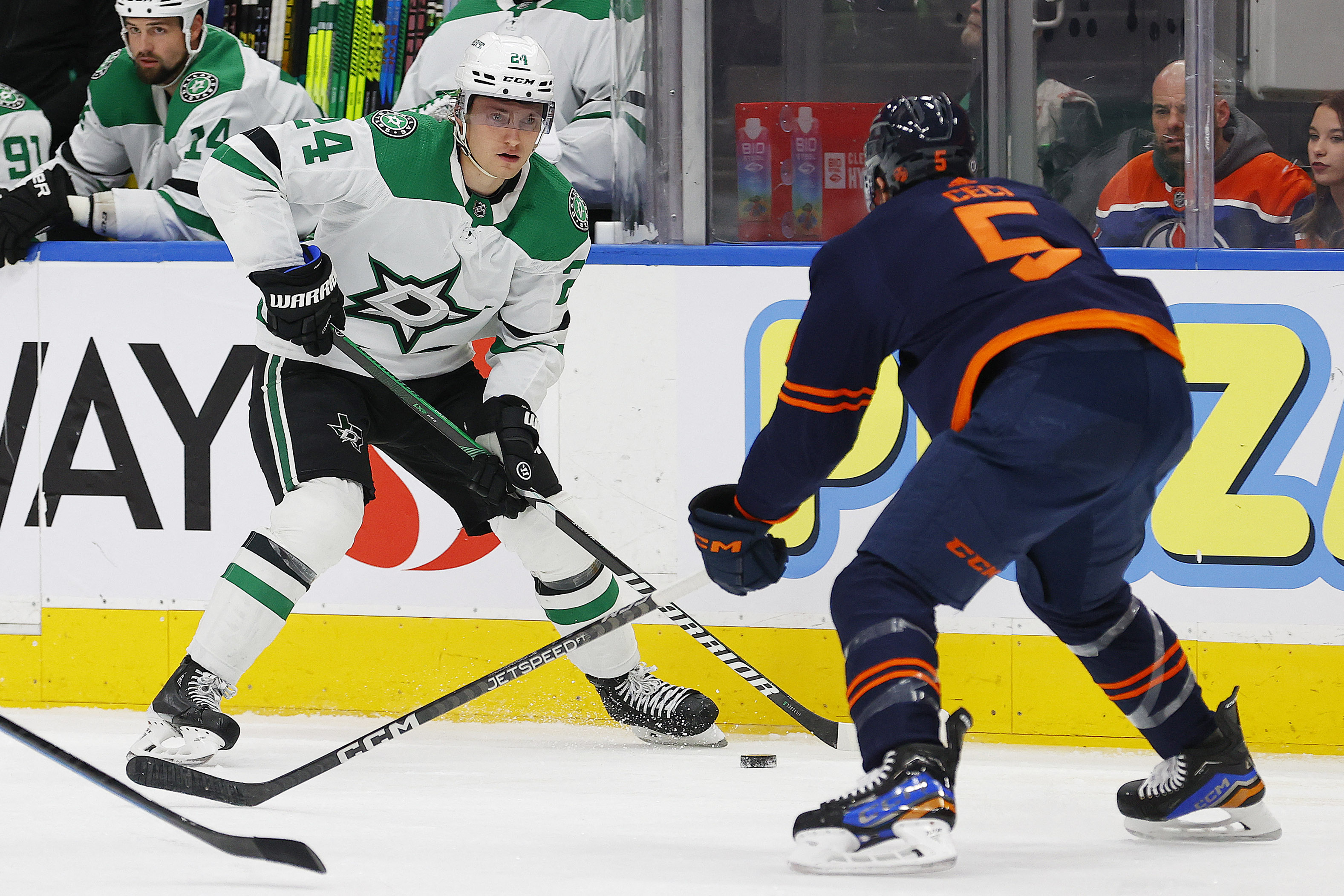 Scott Wedgewood (46 saves), Stars hold off Oilers | Reuters