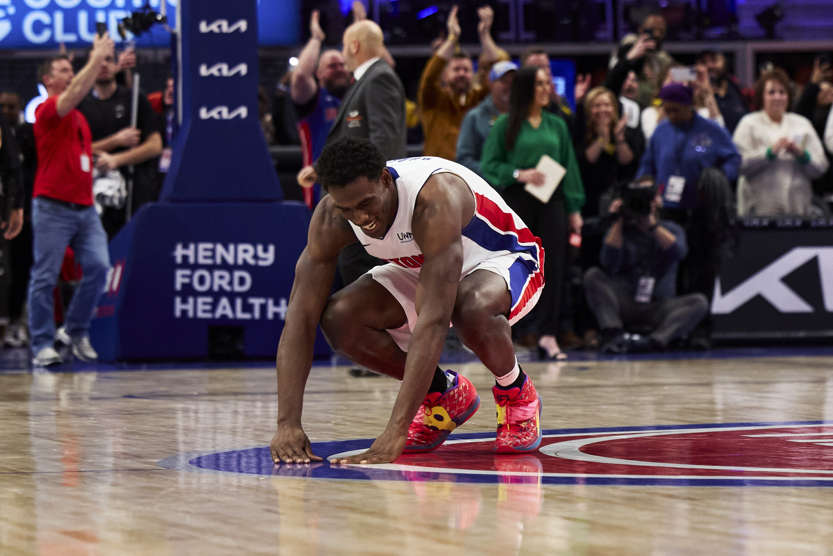 Pistons edge Raptors, end record-tying 28-game skid | Reuters