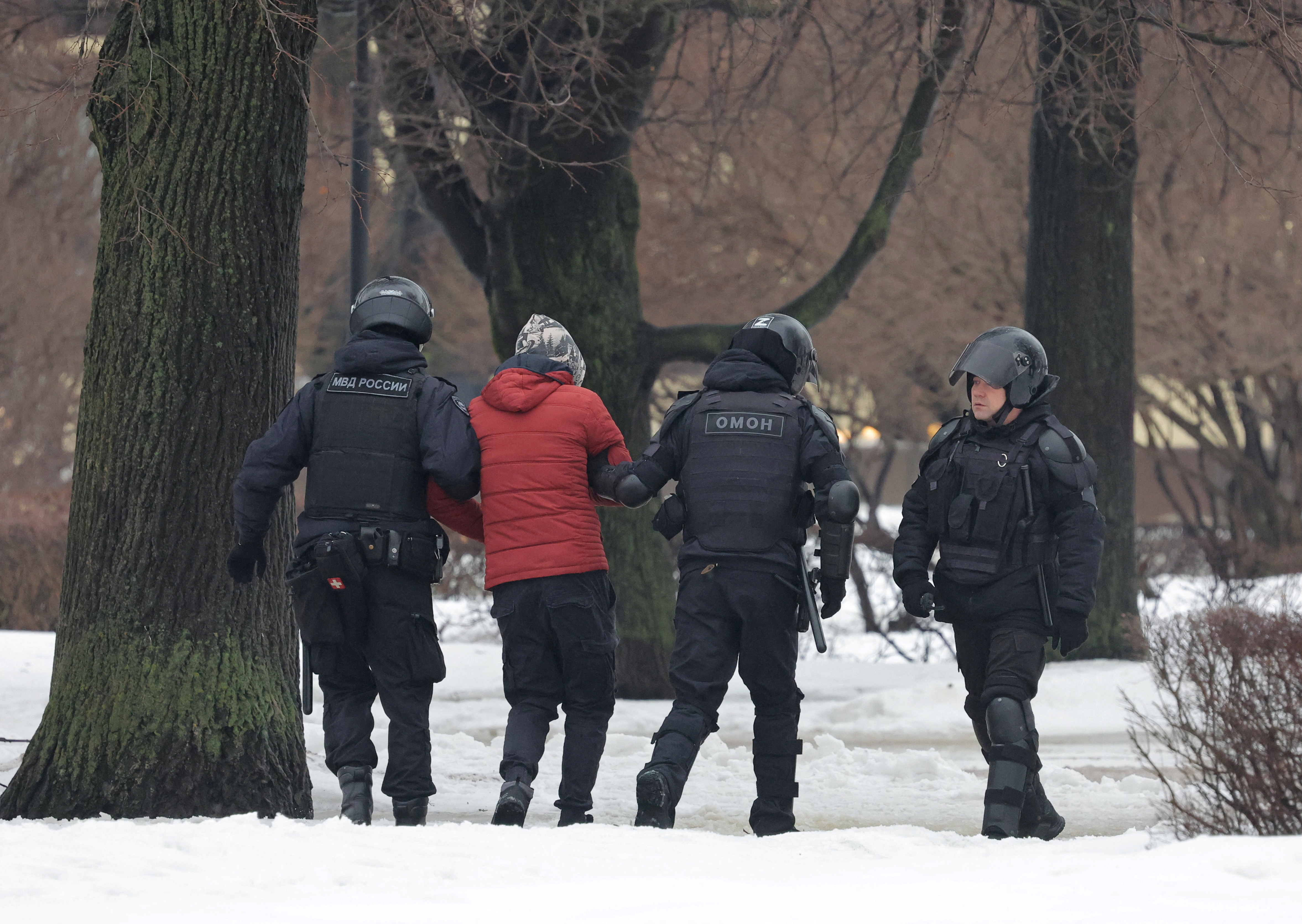 In pictures: Hundreds detained at memorials for Navalny in Russia ...