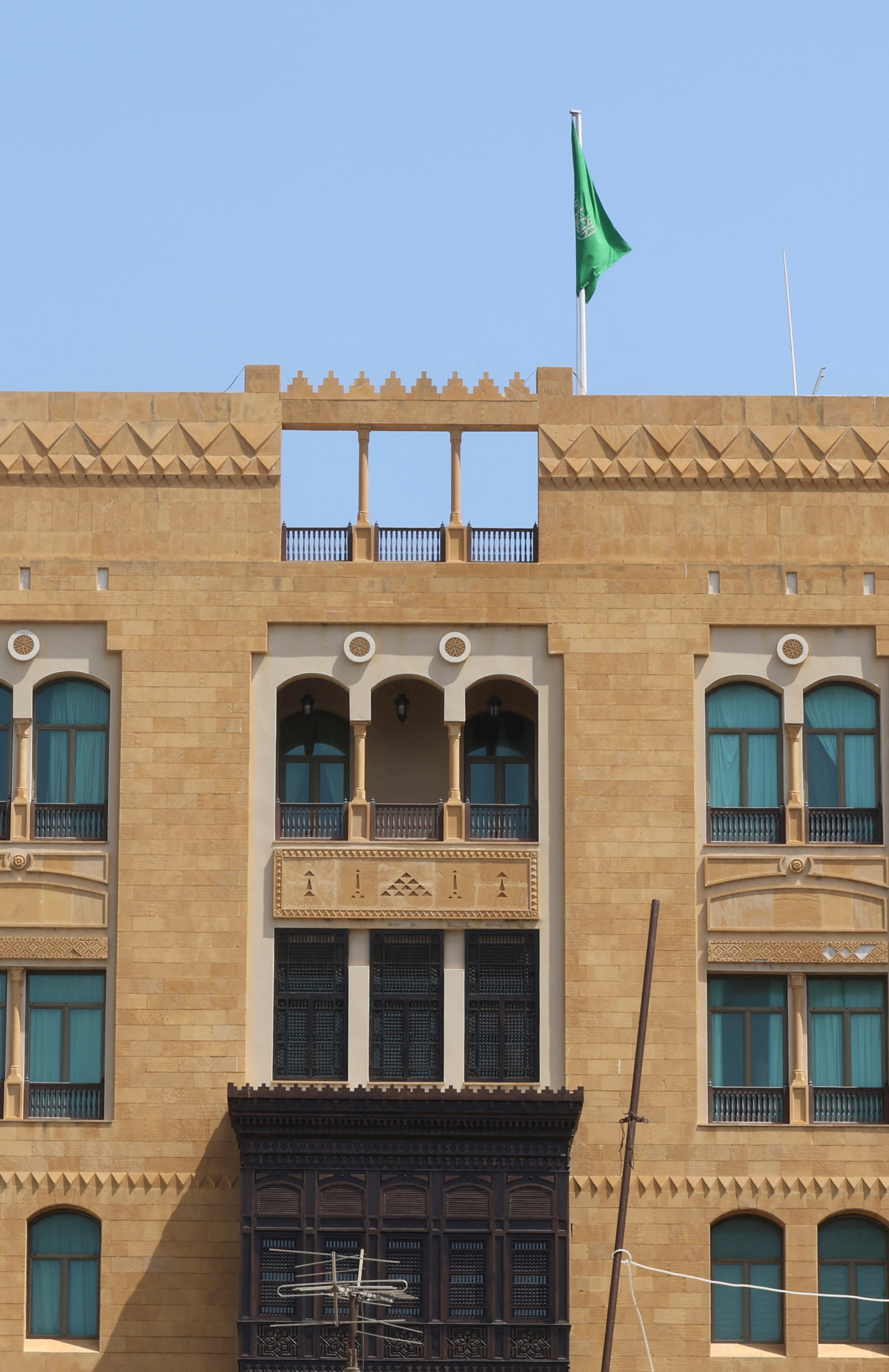 Lebanon frees kidnapped Saudi national, arrests nine suspects | Reuters