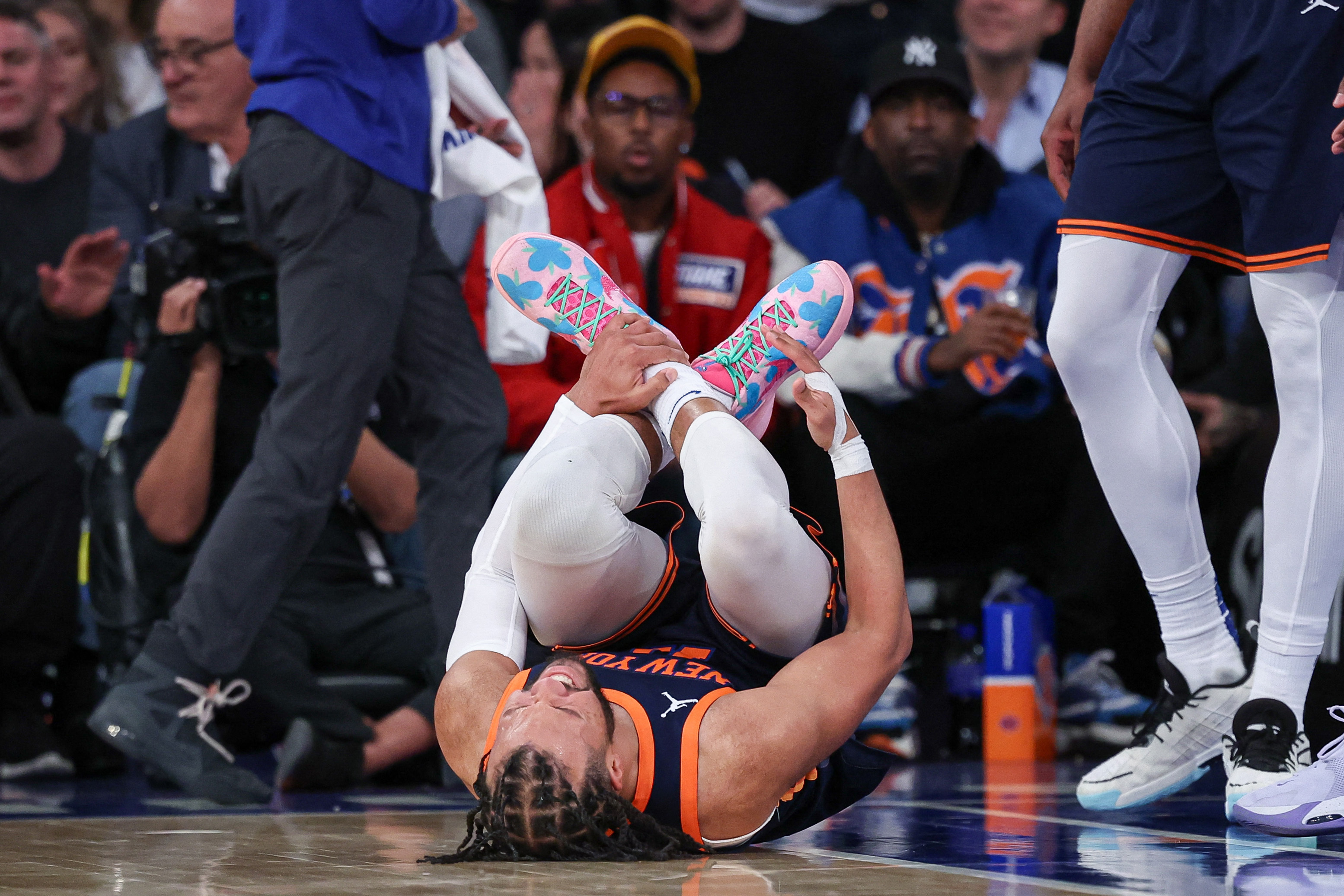 Knicks rough up injury-ridden Grizzlies | Reuters