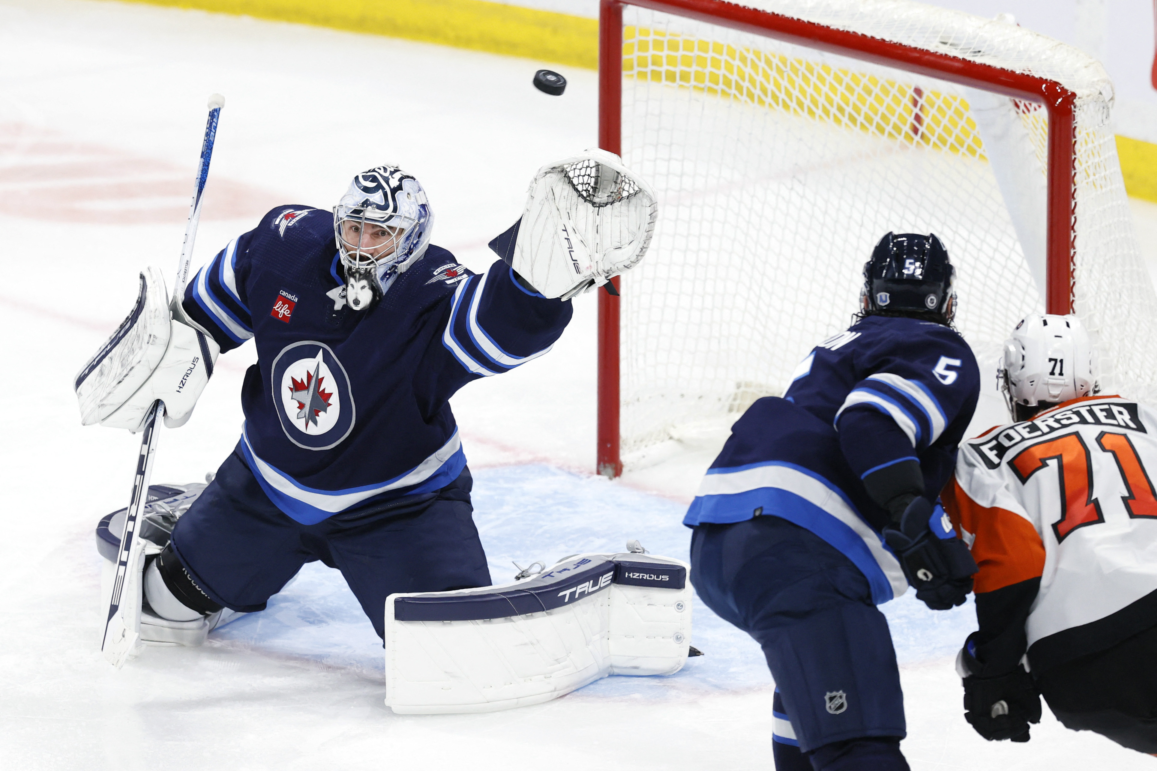 Flyers end Jets' franchise-record 8-game win streak | Reuters
