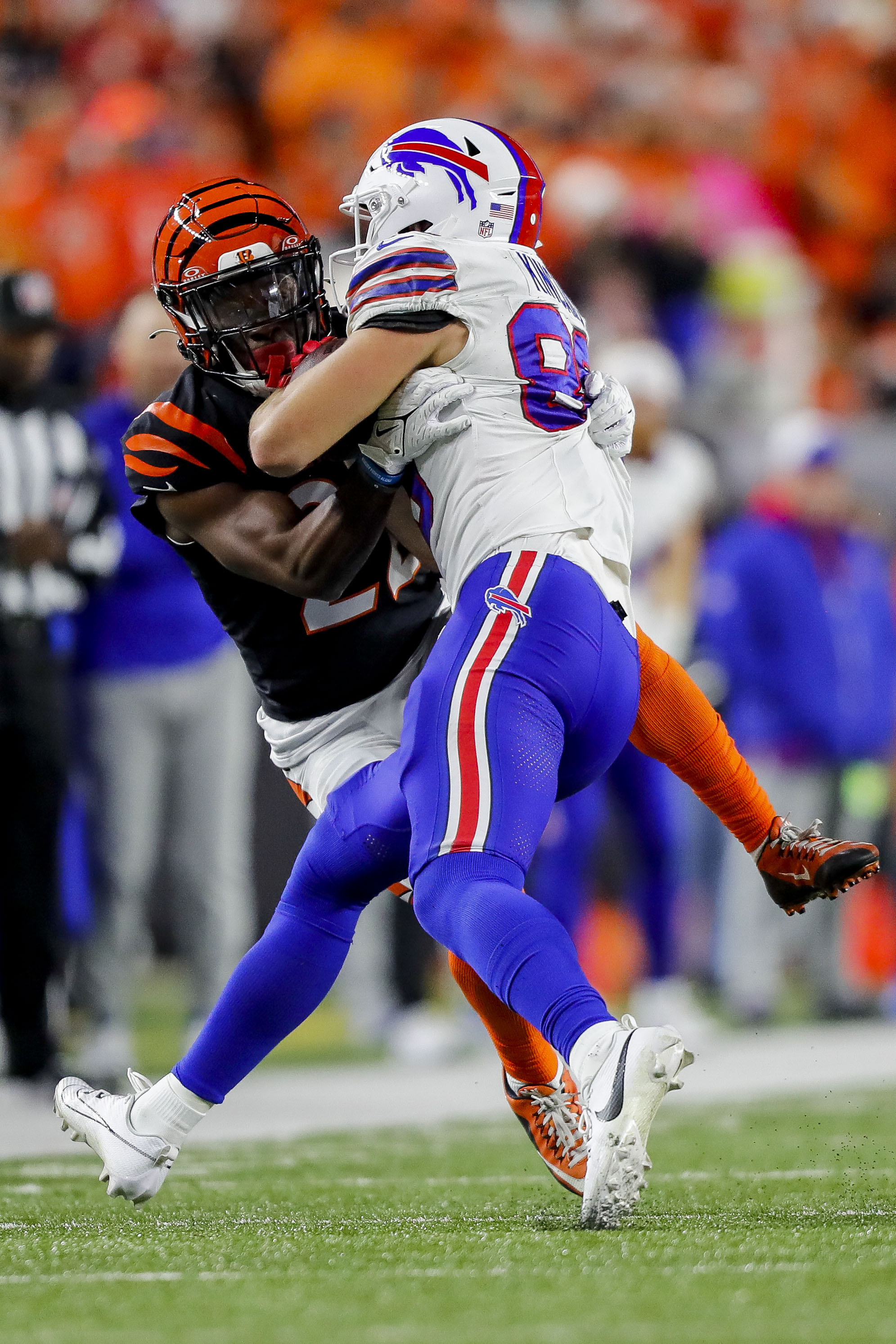 Joe Burrow throws 2 TDs as Bengals hold off Bills | Reuters