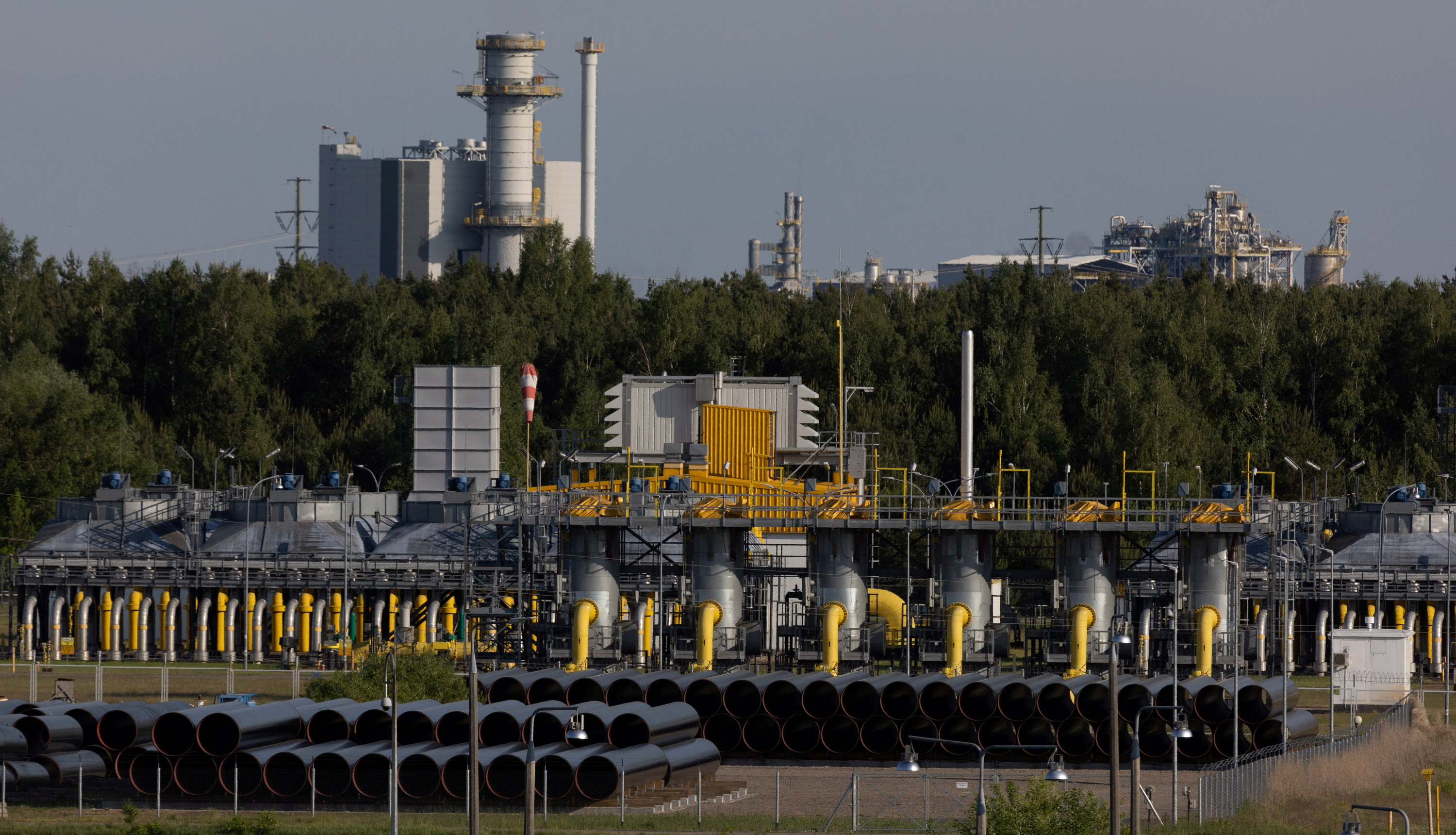 EU readies energy package, countries split over gas price cap | Reuters