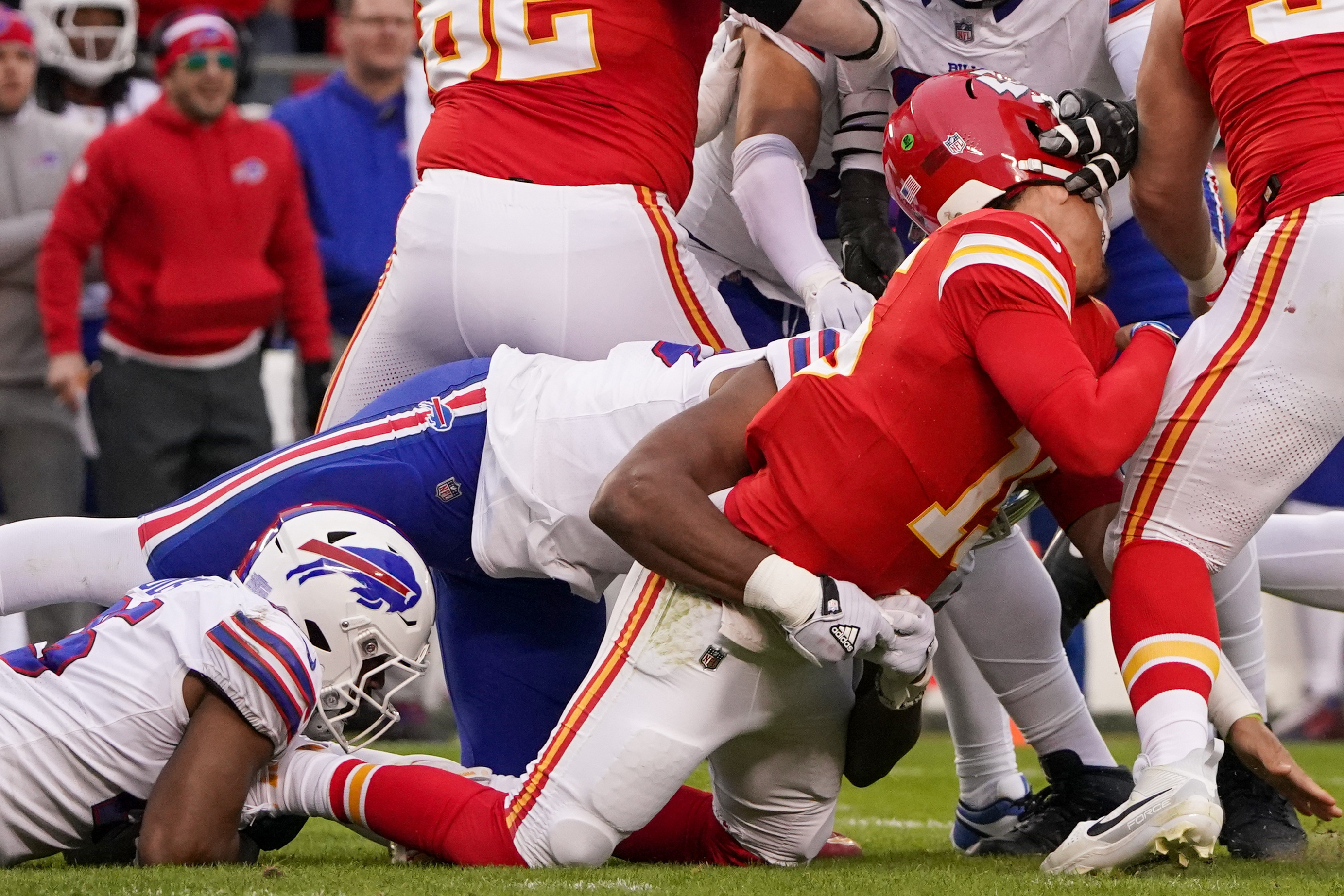Bills pull out dramatic road win over slumping Chiefs | Reuters