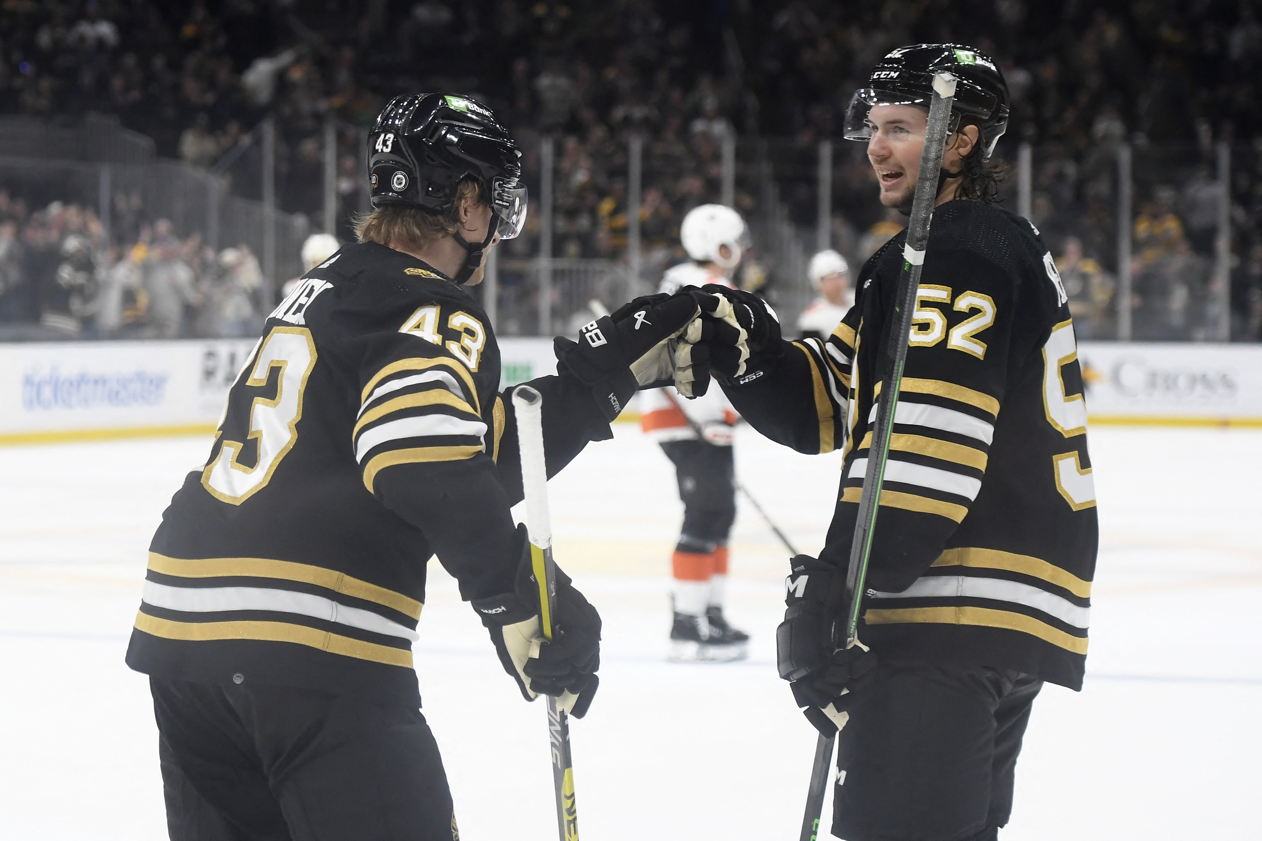 Bruins score 4 goals in wild 3rd to outlast Flyers | Reuters