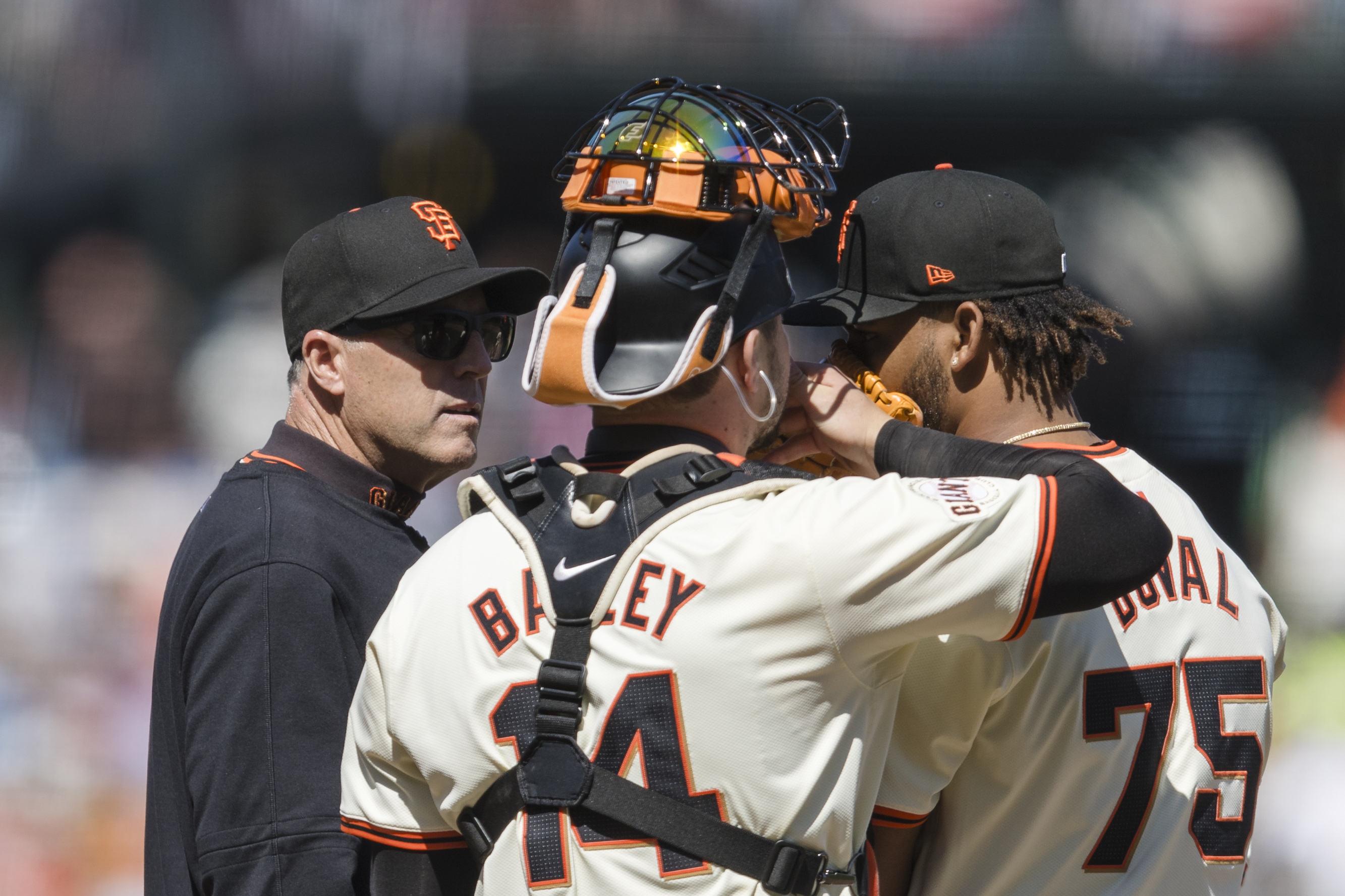 Giants edge Pirates to win low-scoring series | Reuters