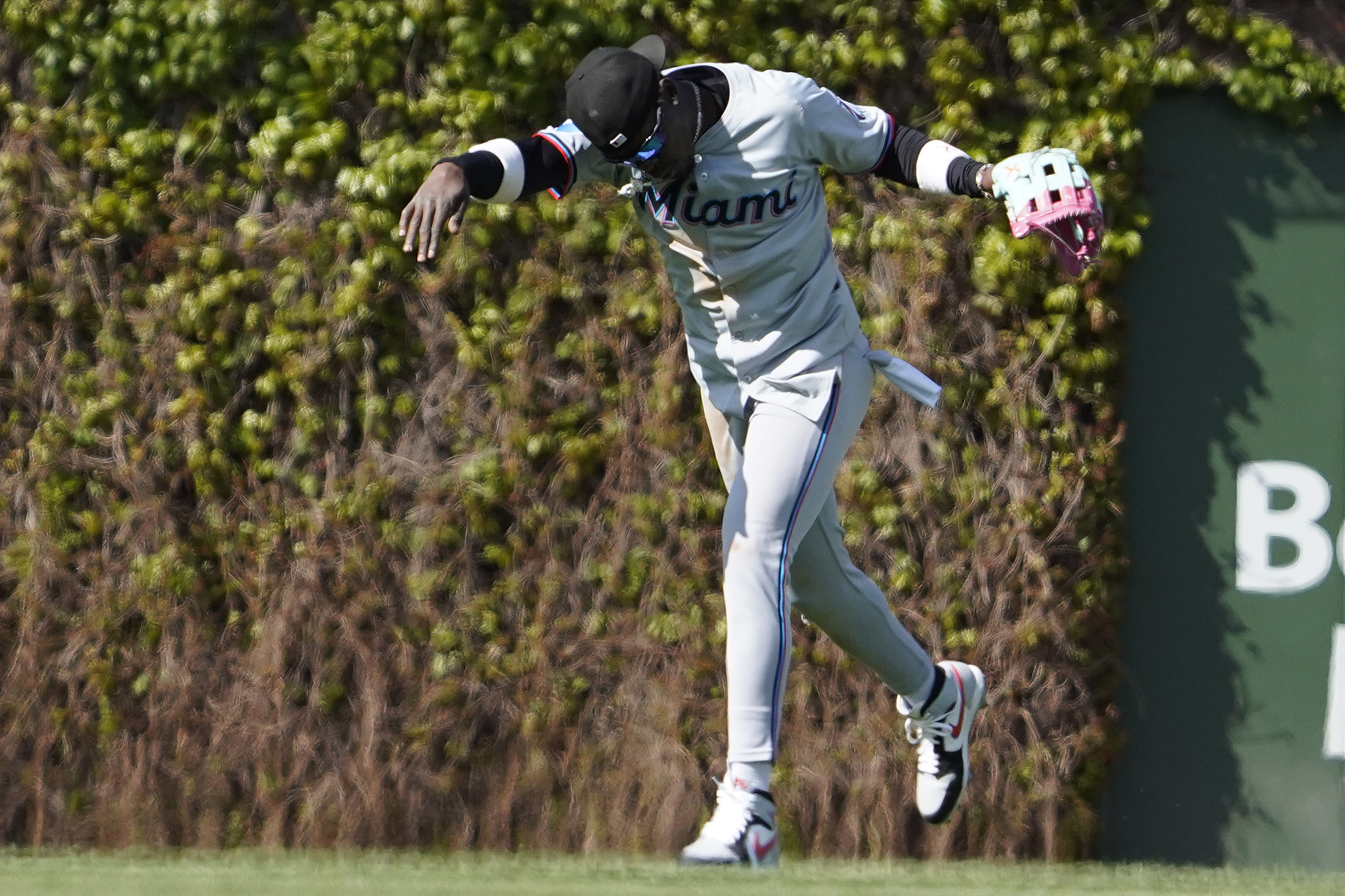 Jesus Sanchez's 460-foot HR helps Marlins split set with Cubs | Reuters