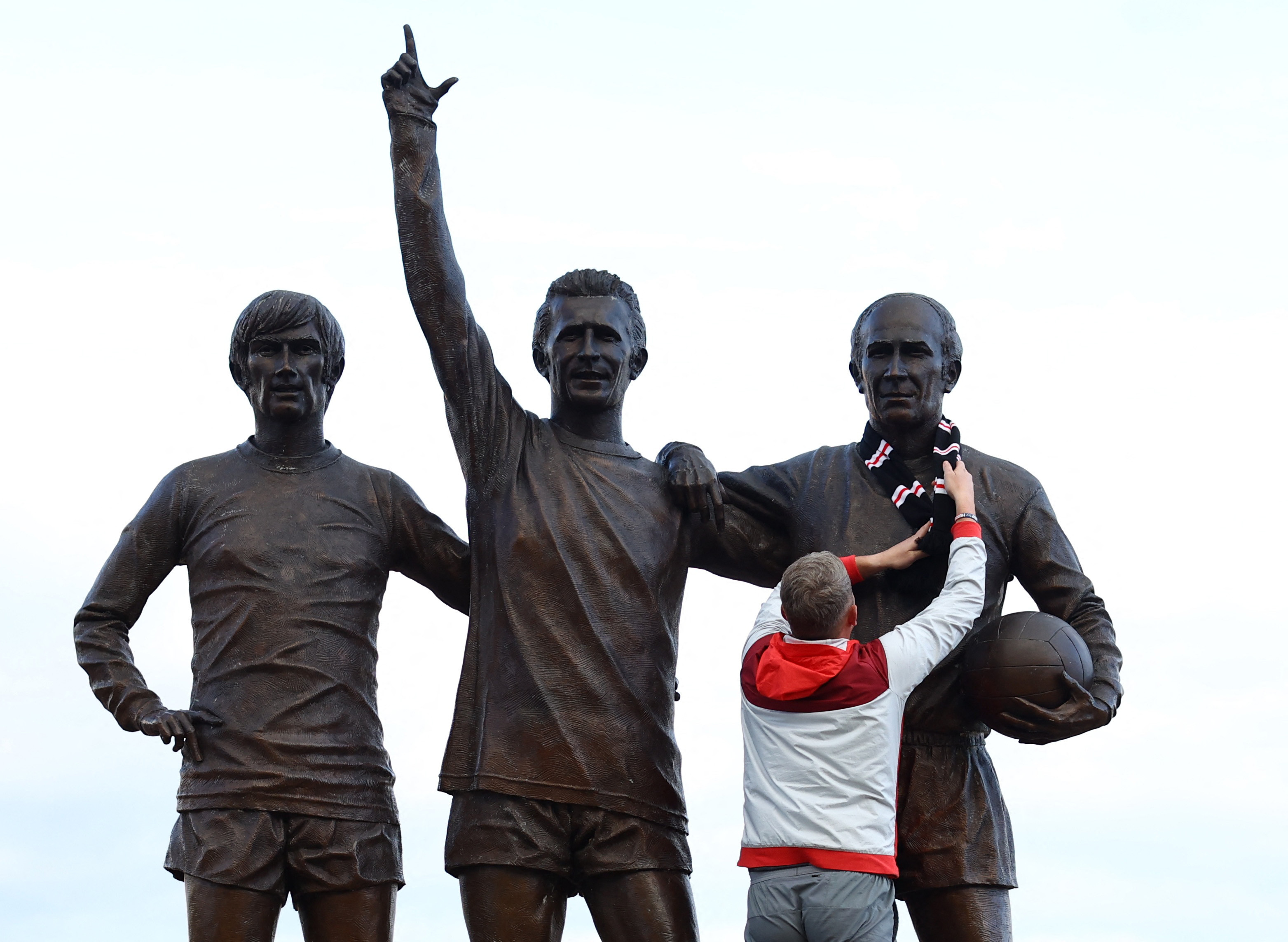 Bobby Charlton, England and Man United great, dies at 86 | Reuters
