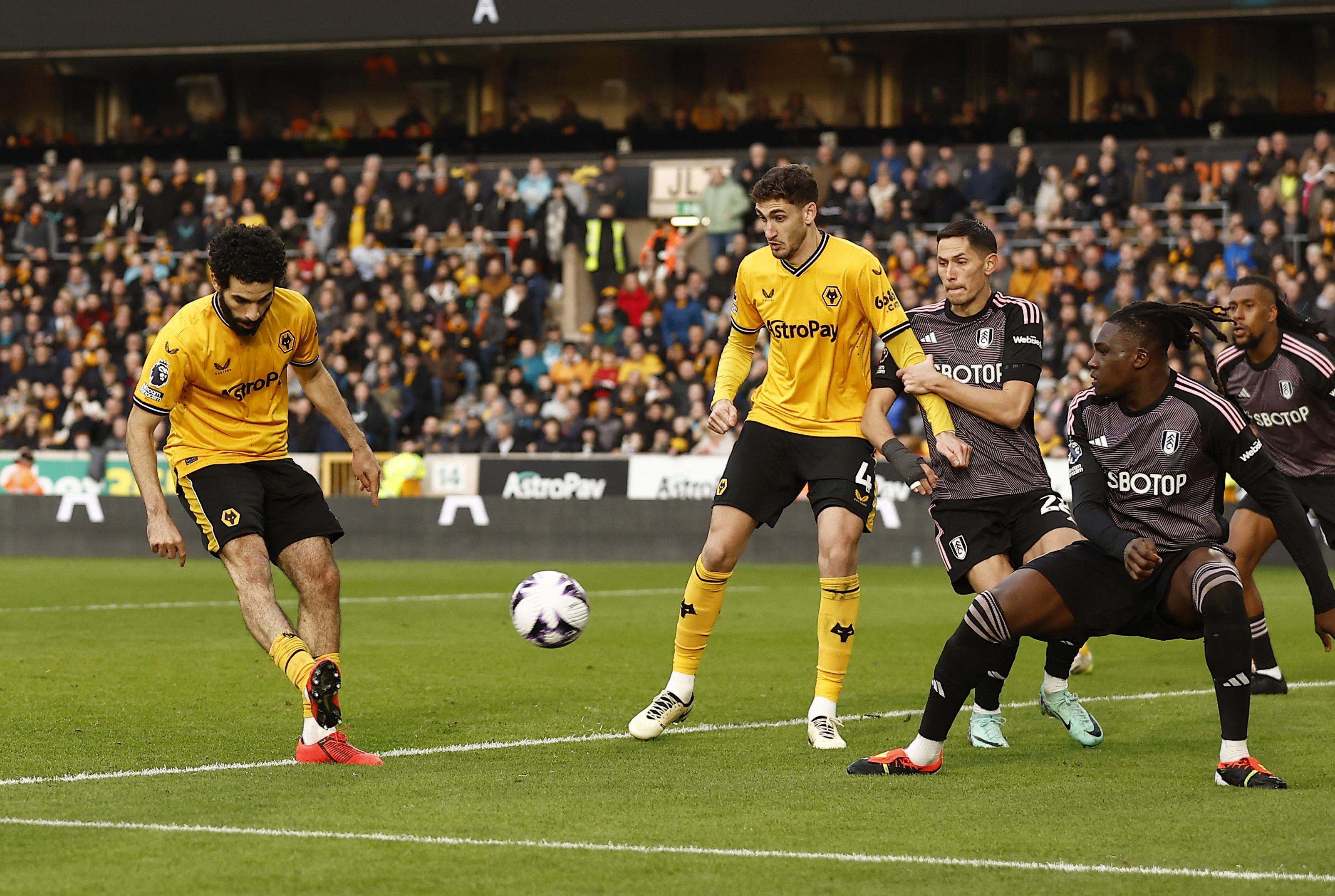 Defenders earn Wolves 2-1 win over Fulham | Reuters