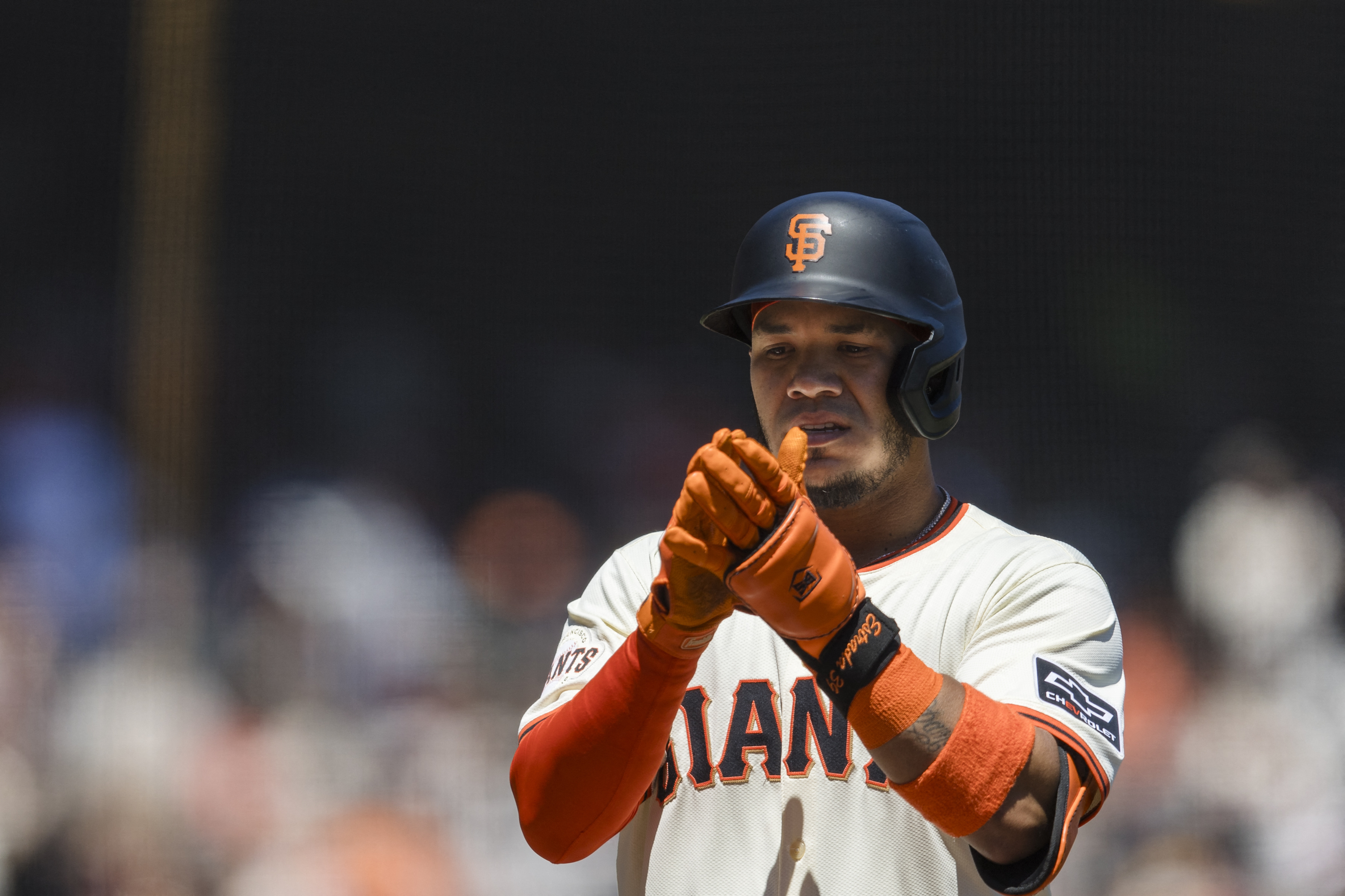 Giants edge Pirates to win low-scoring series | Reuters