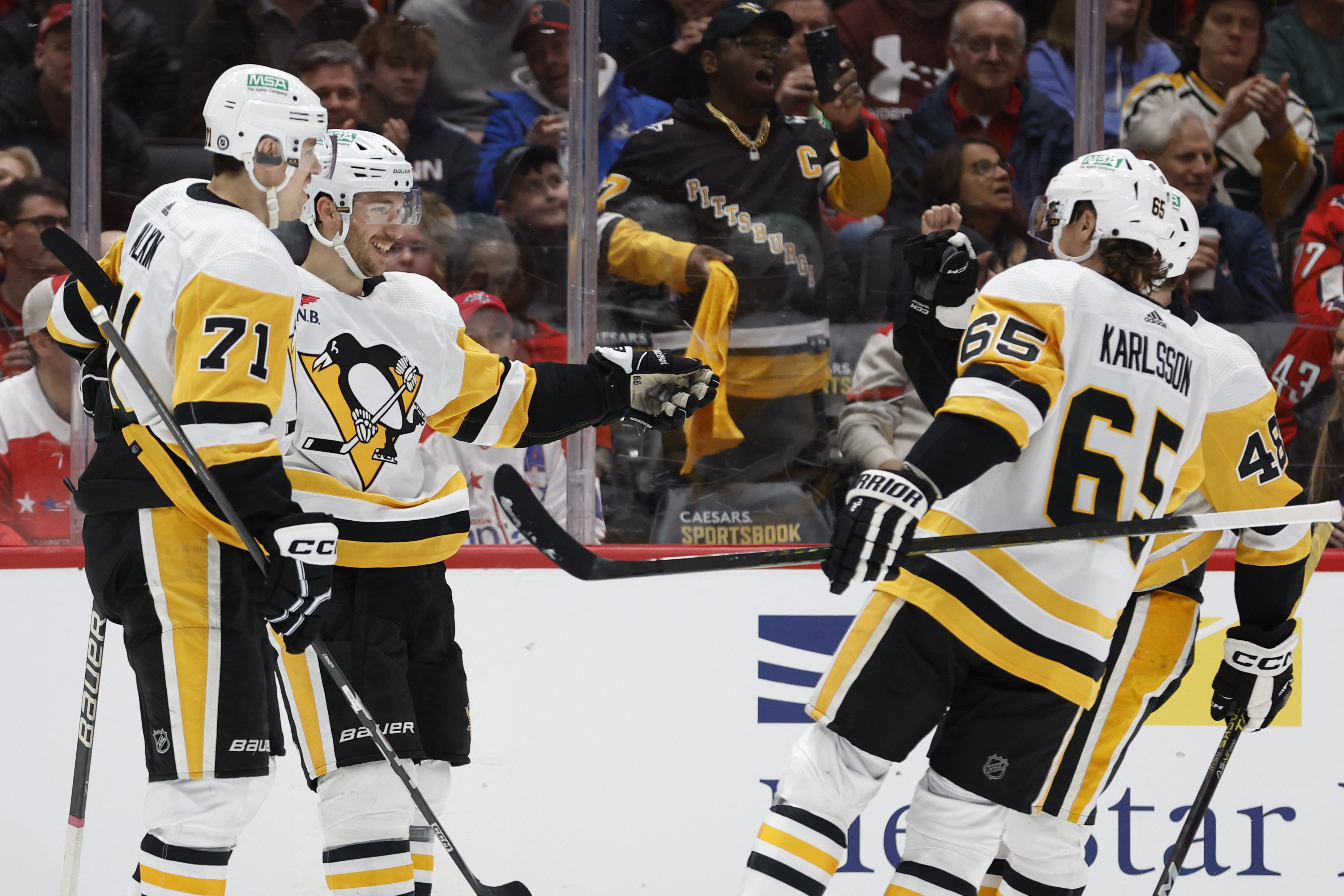 Penguins jump out early, roll to win over Capitals | Reuters