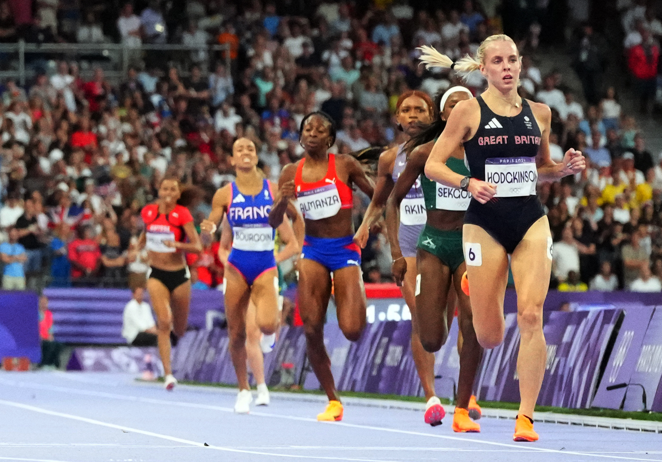 Athletics-Britain's Hodgkinson dominates 800m semi-final | Reuters