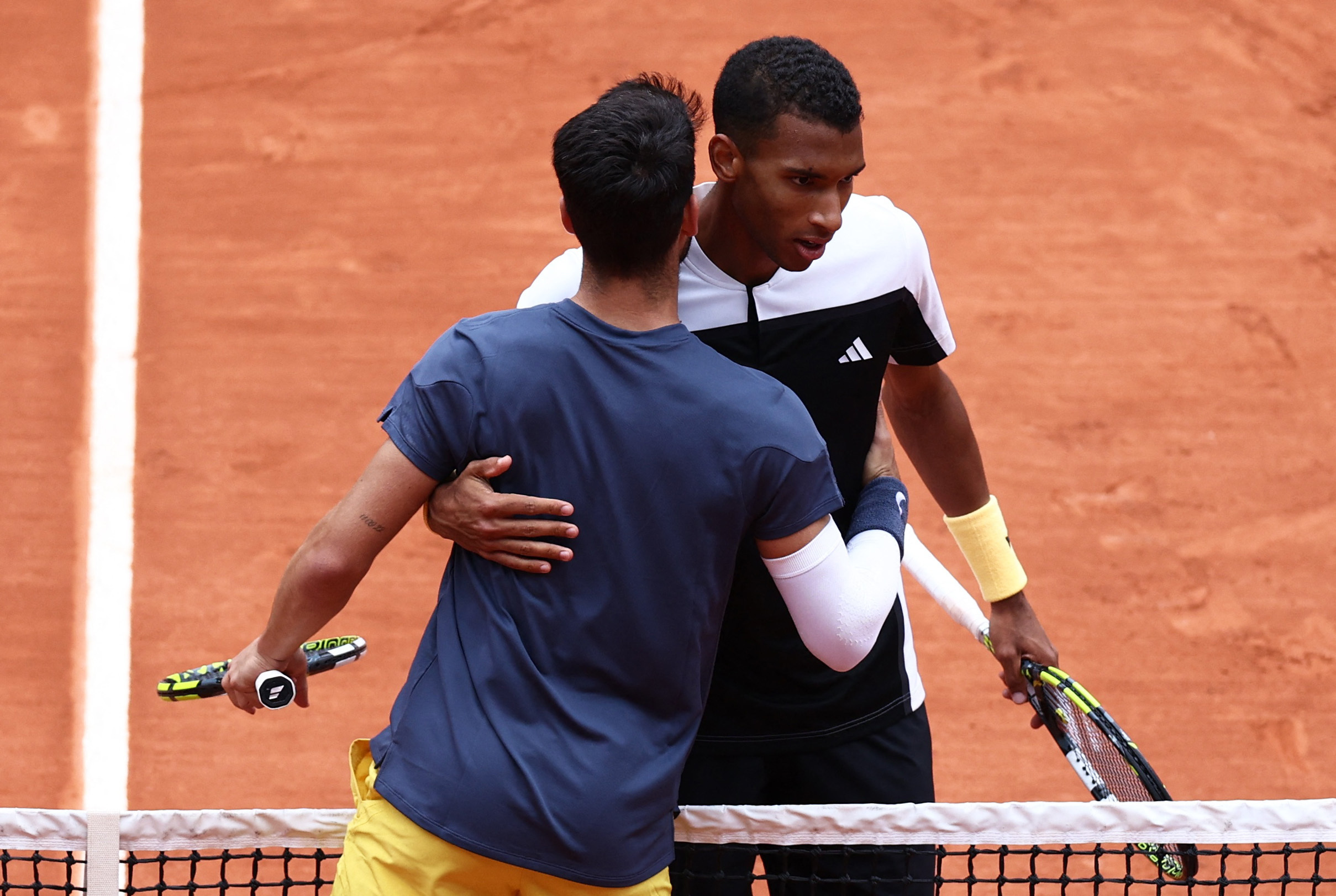 Alcaraz glides past Auger-Aliassime into French Open quarter-finals | Reuters