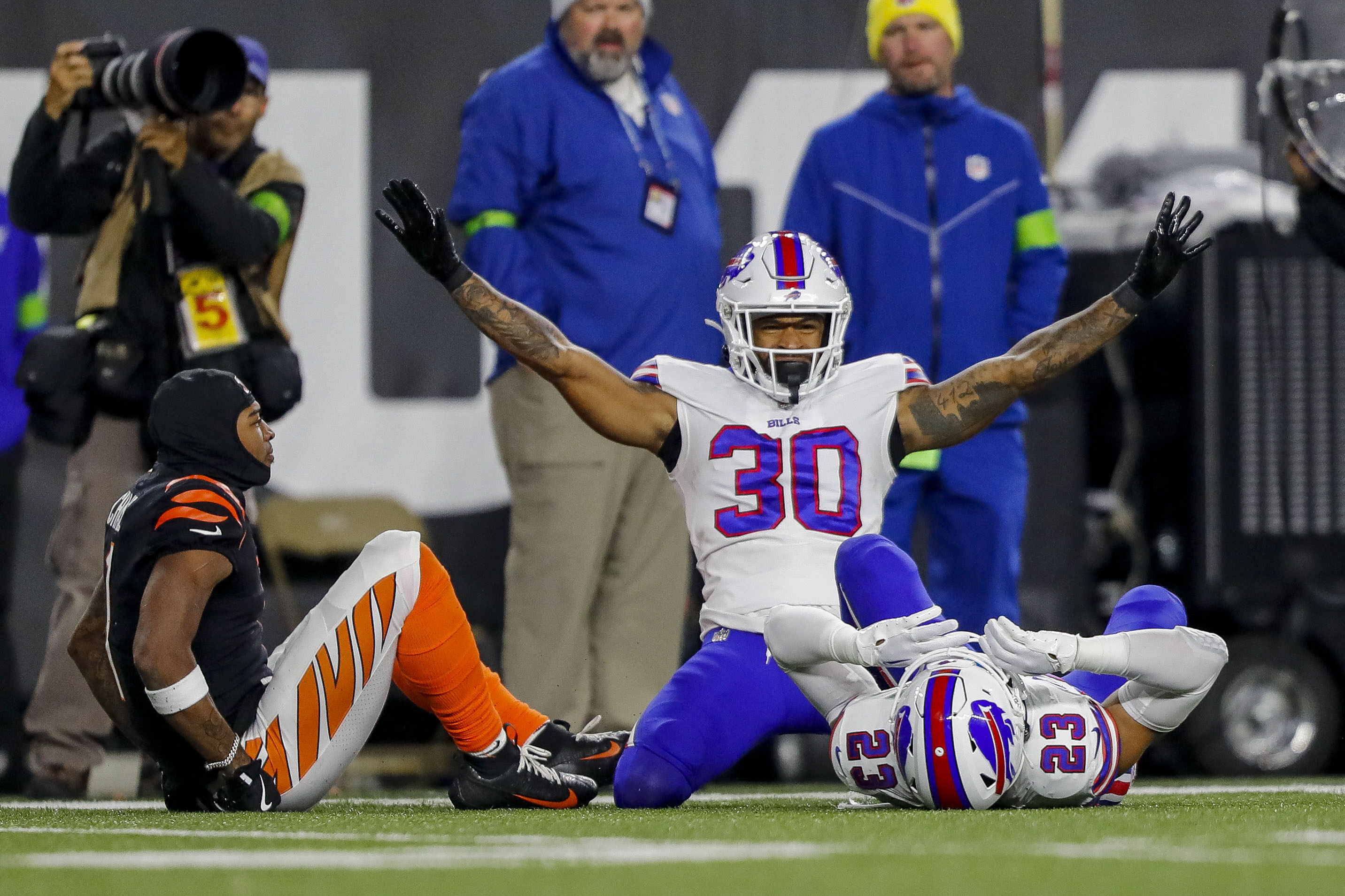 Joe Burrow throws 2 TDs as Bengals hold off Bills | Reuters