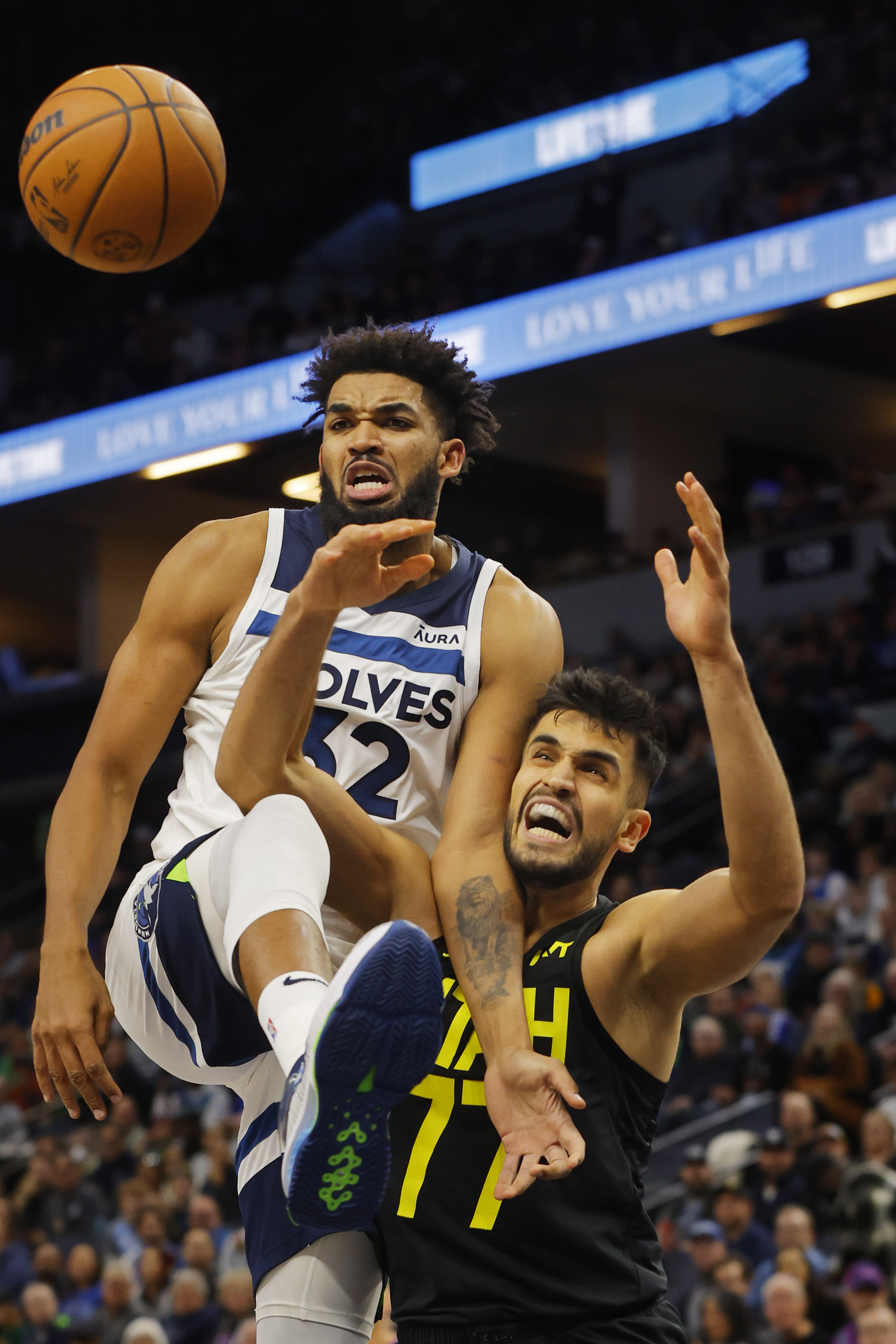 Wolves' third-quarter surge sends Jazz to defeat | Reuters