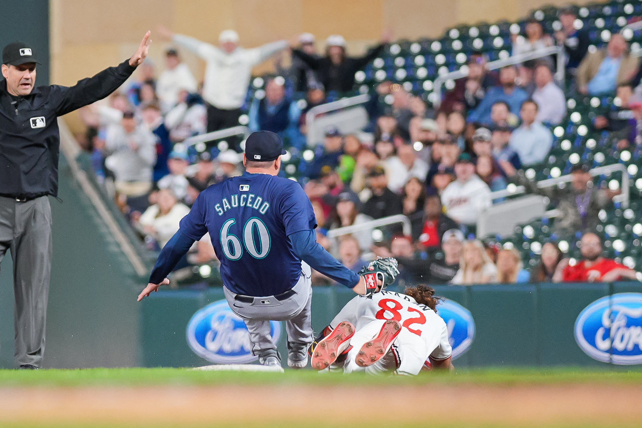 Mariners score 4 in 9th to take down Twins | Reuters