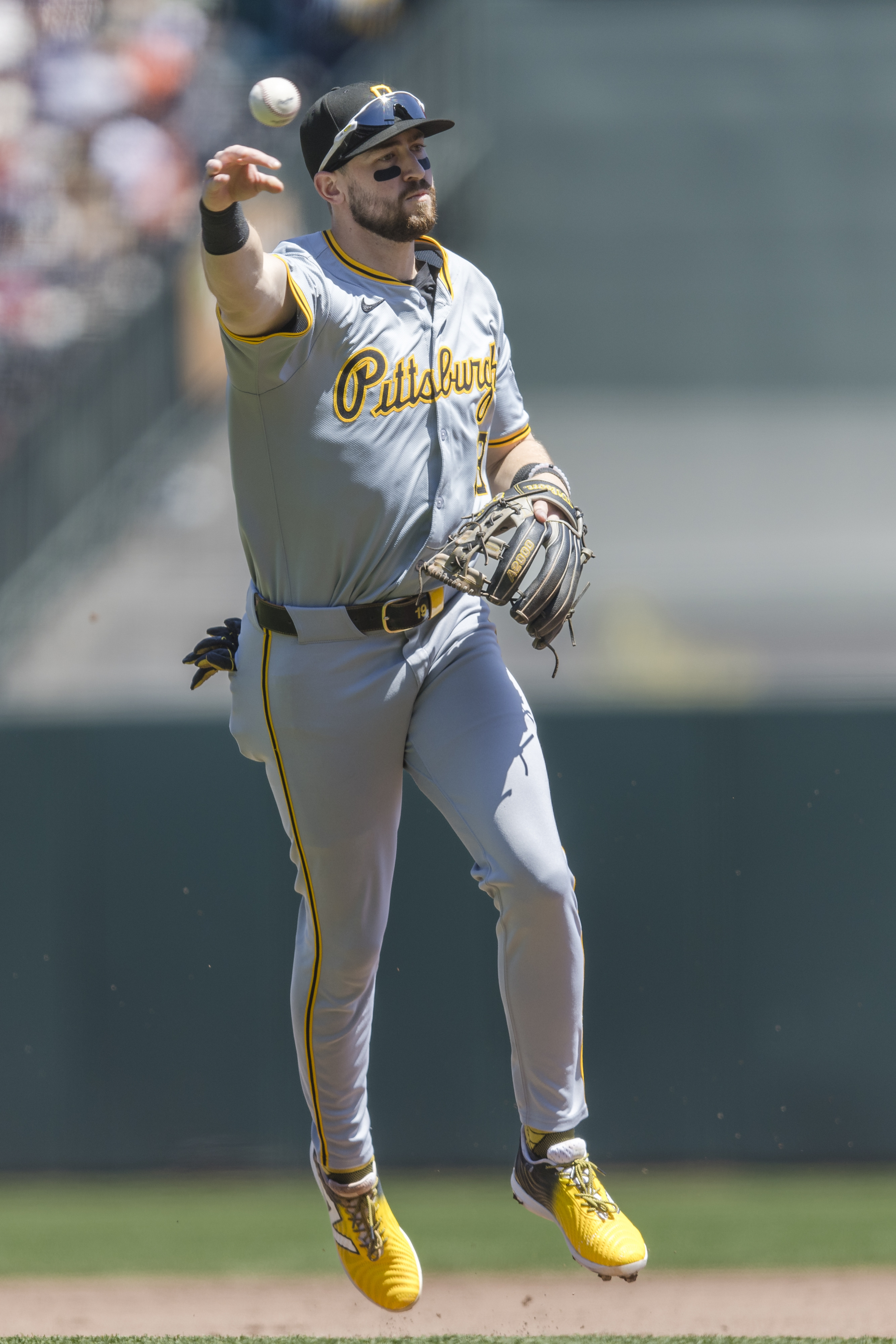 Giants edge Pirates to win low-scoring series | Reuters