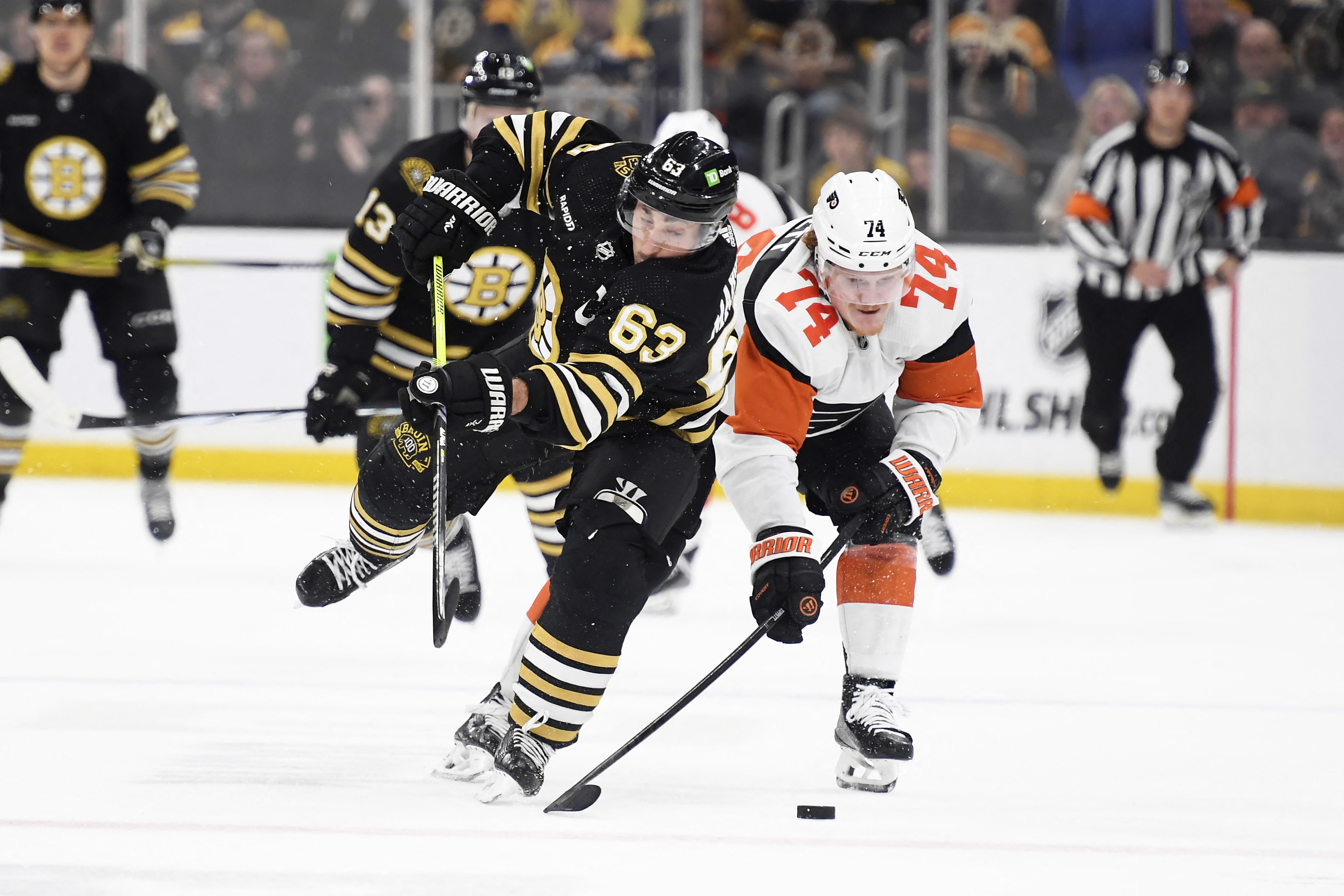 Bruins score 4 goals in wild 3rd to outlast Flyers | Reuters