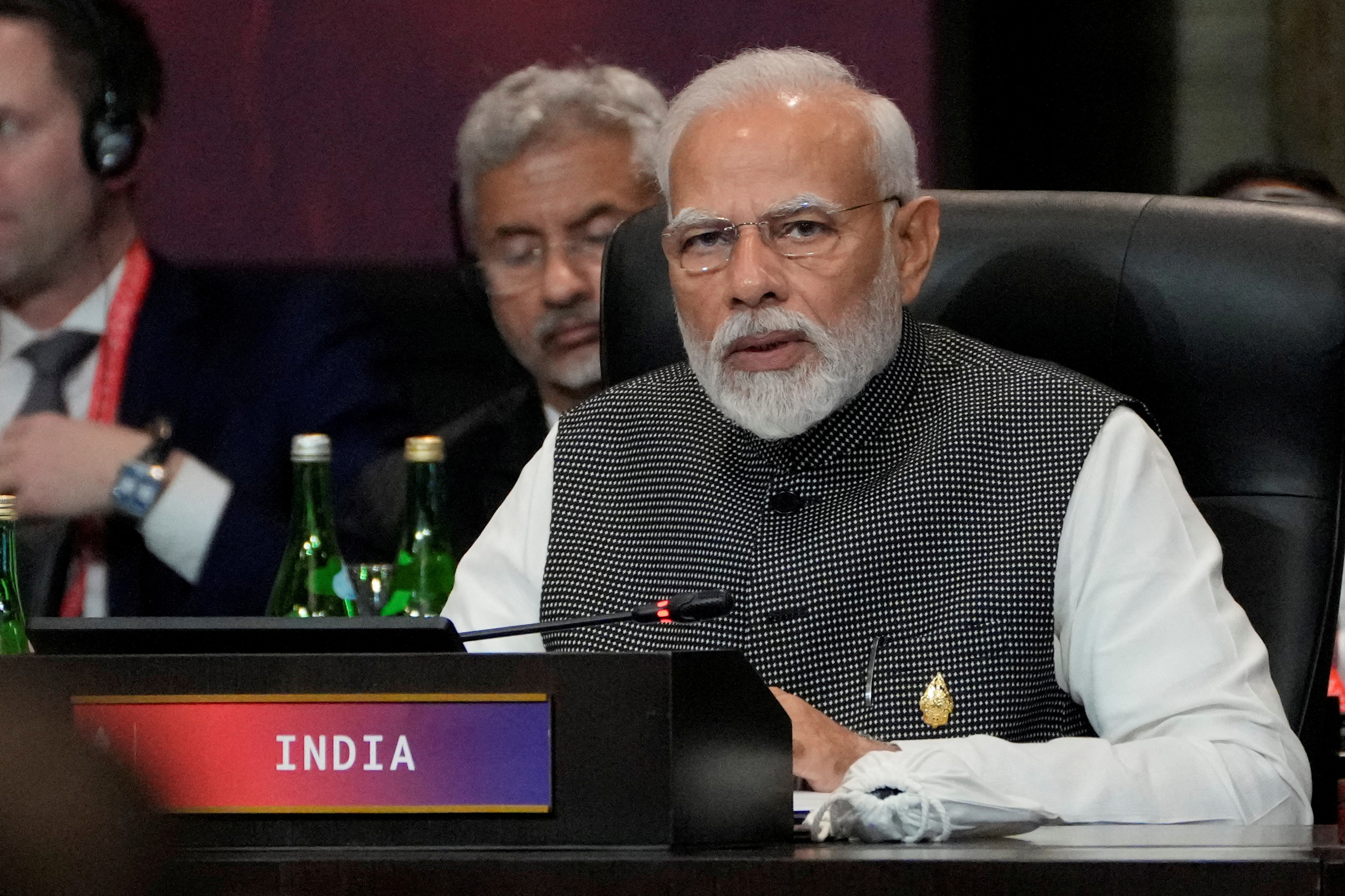 Indian editors decry government move to police online news | Reuters