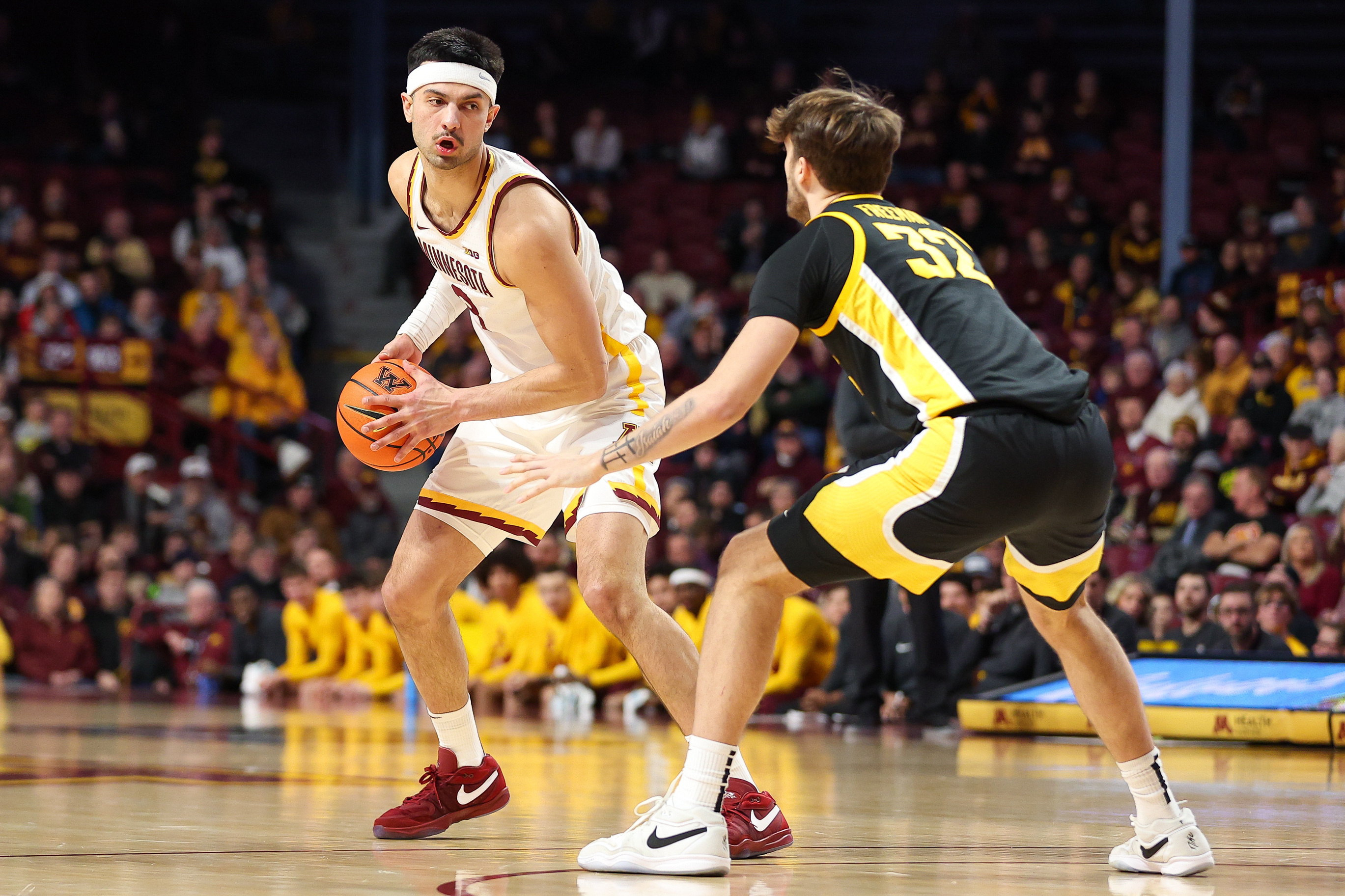 Iowa tops Minnesota to give Fran McCaffery program wins mark | Reuters