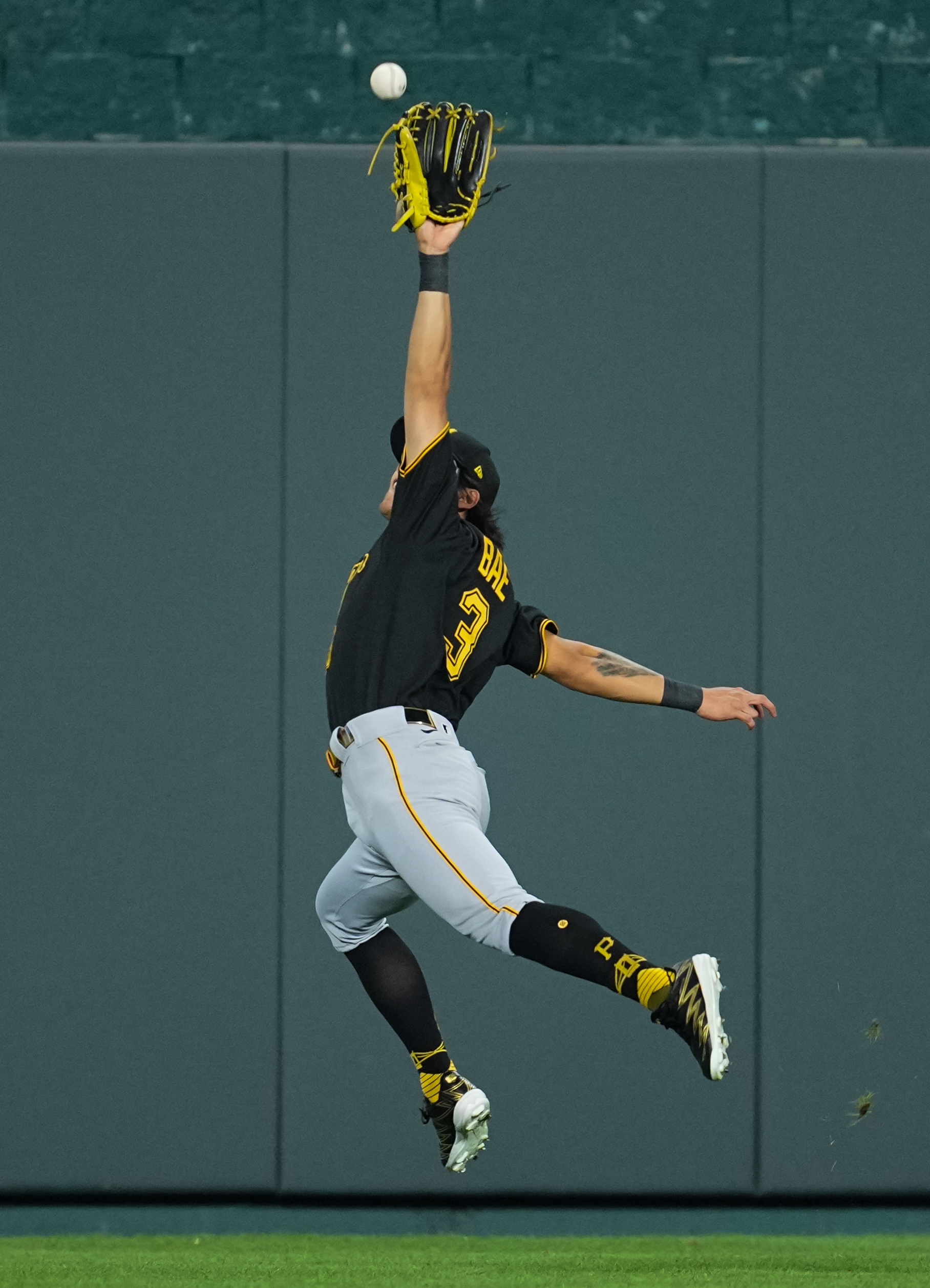 Pirates sweep Royals, Andre Jackson gets first win | Reuters