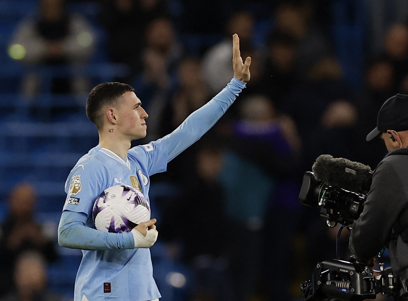 Foden hat-trick keeps Man City in thick of title race | Reuters