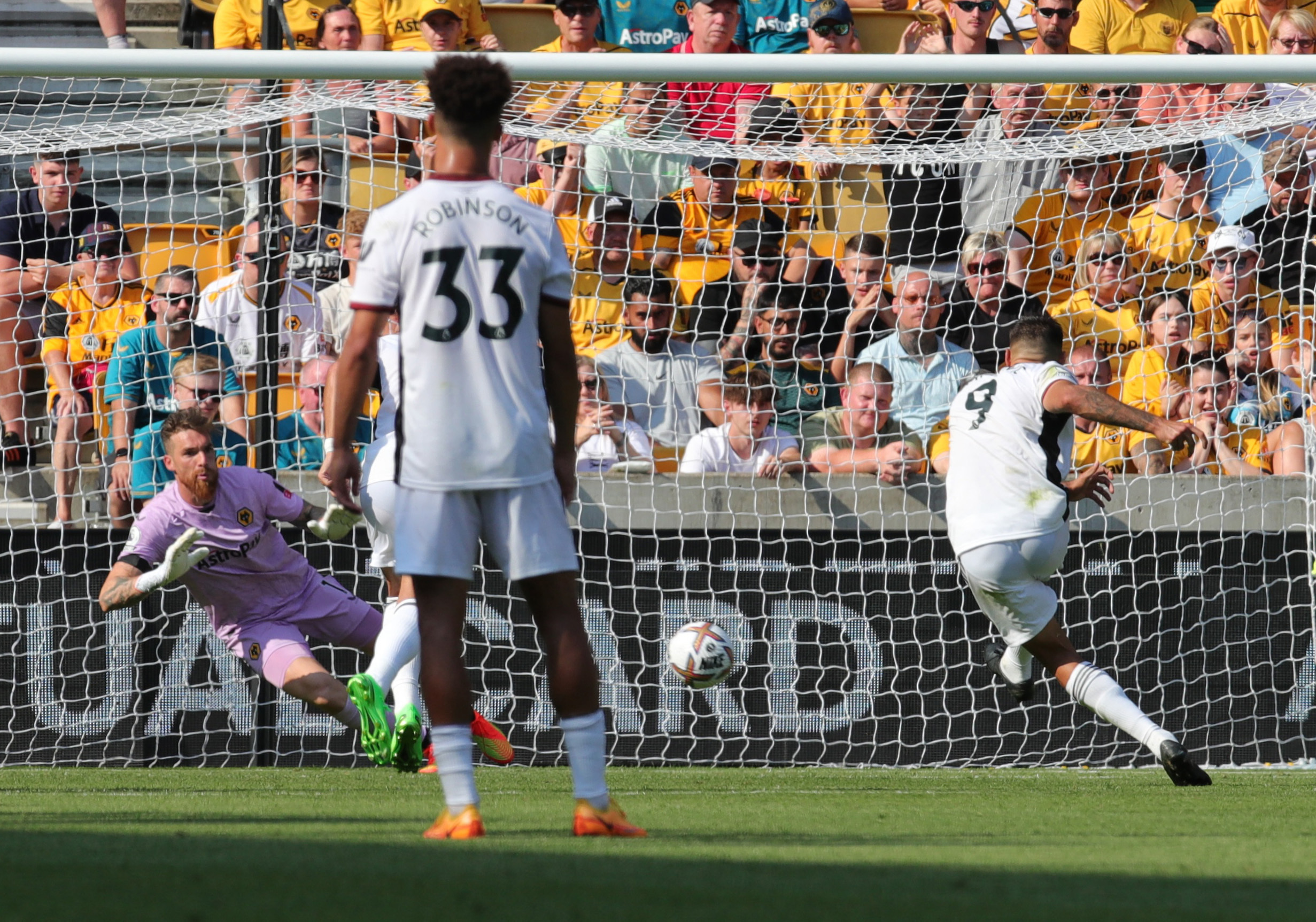 Wolves goalkeeper Sa playing with broken wrist | Reuters