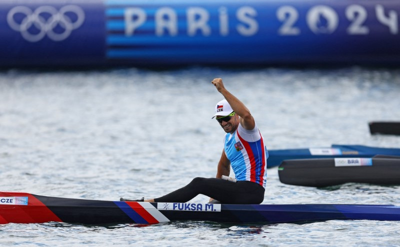 Canoeing-Carrington grabs another gold as New Zealand win kayak double ...
