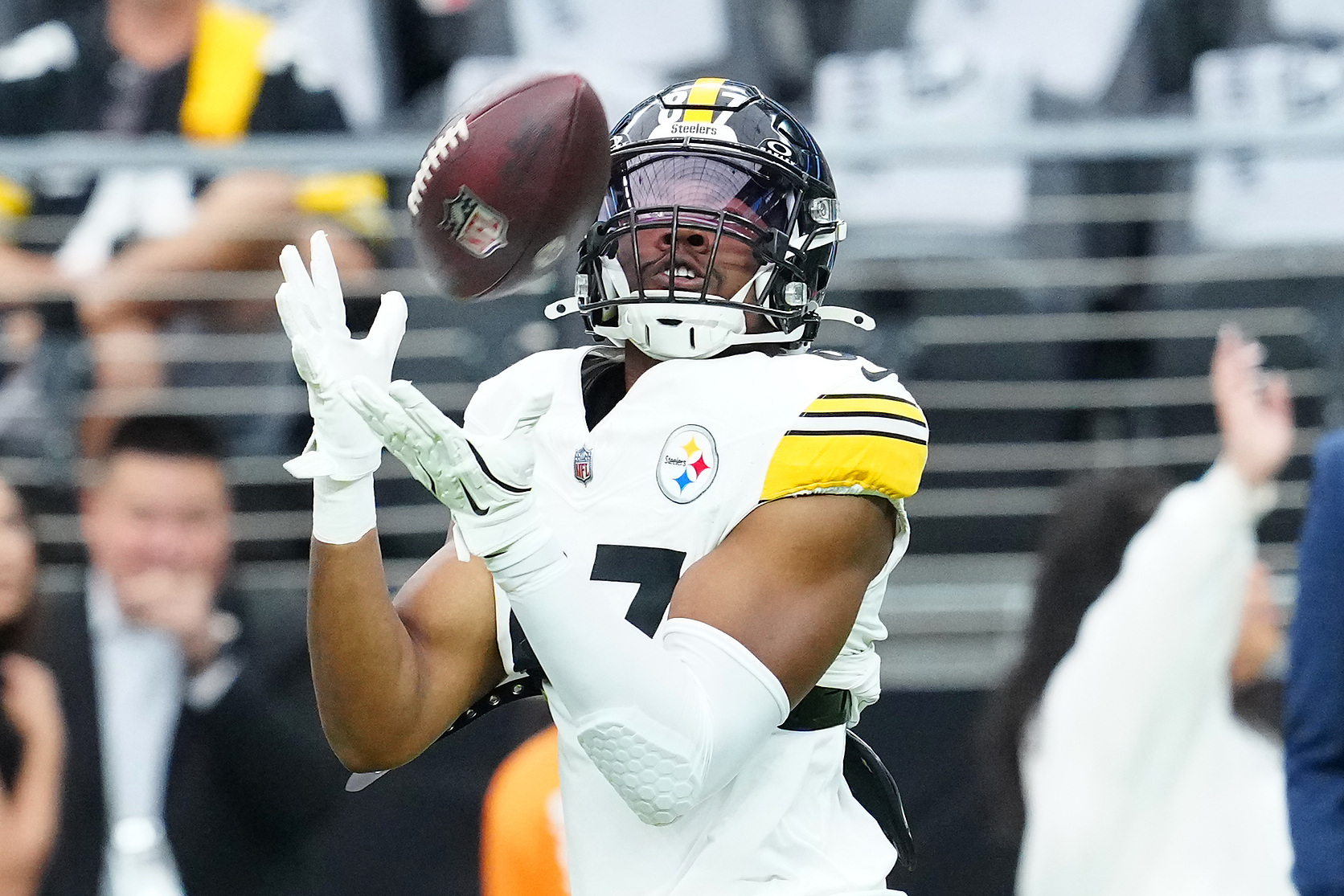 Steelers end 2-game skid with comfortable win vs. Raiders | Reuters