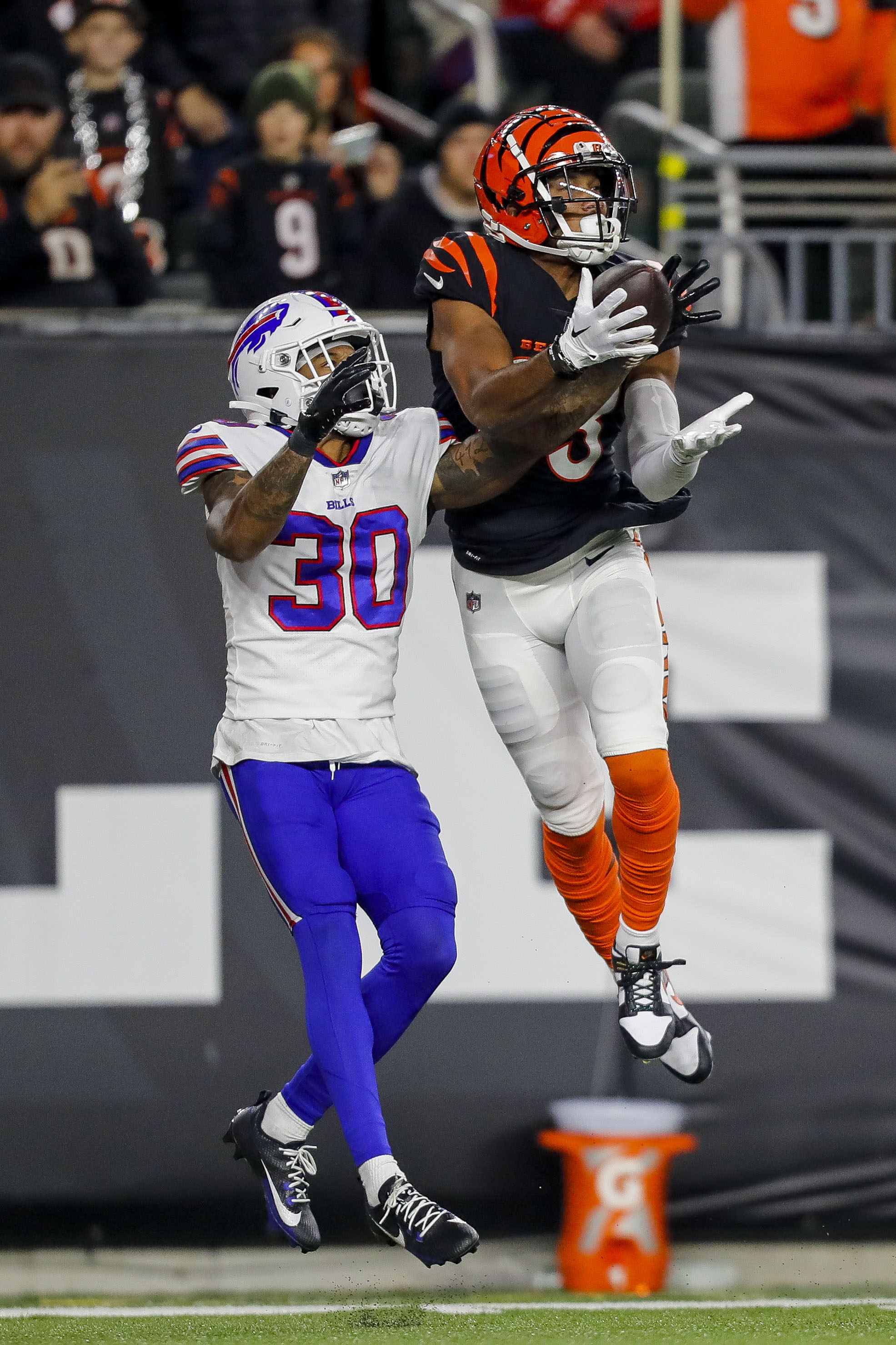Joe Burrow throws 2 TDs as Bengals hold off Bills | Reuters