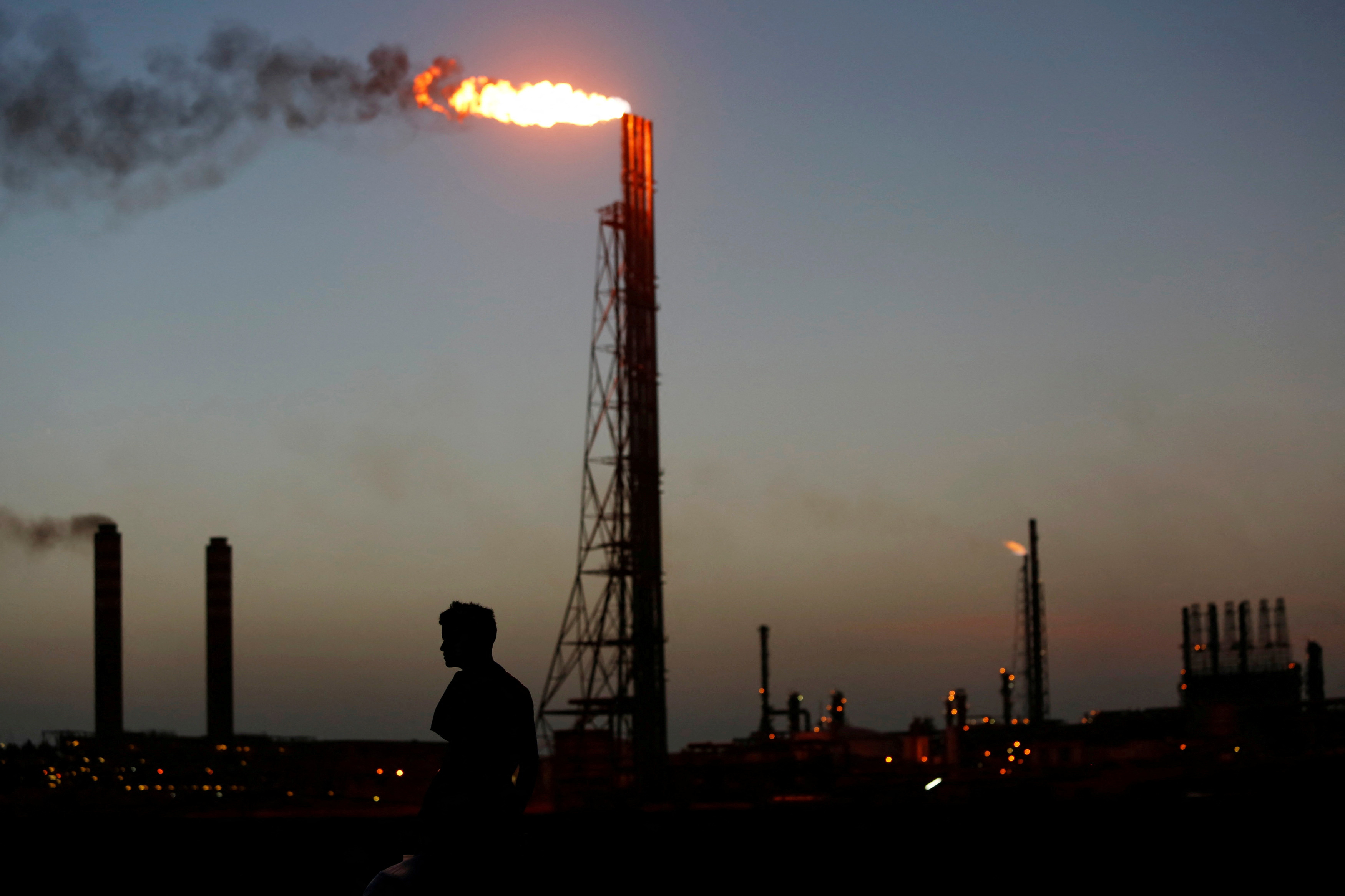 Venezuela's second largest refinery restarts catalytic cracker | Reuters