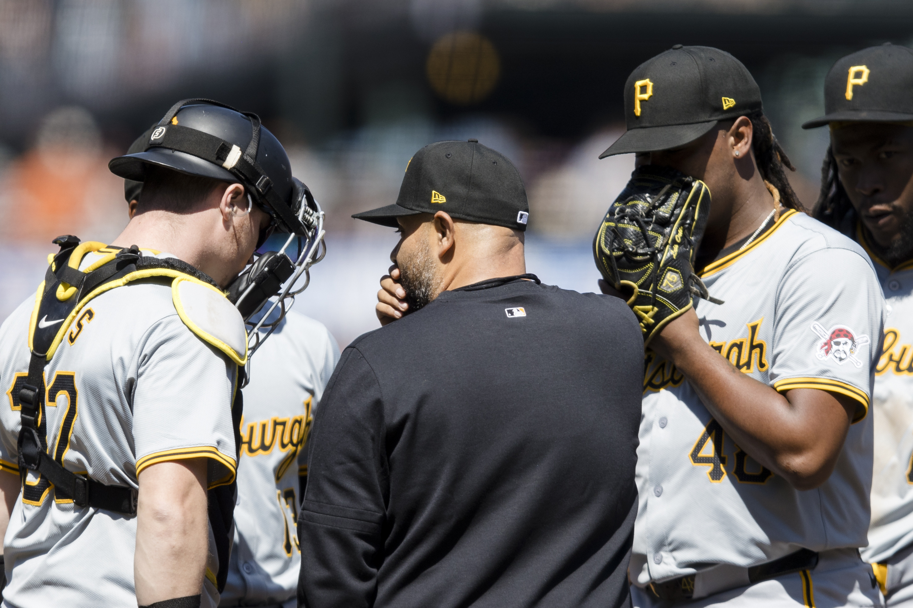 Giants edge Pirates to win low-scoring series | Reuters